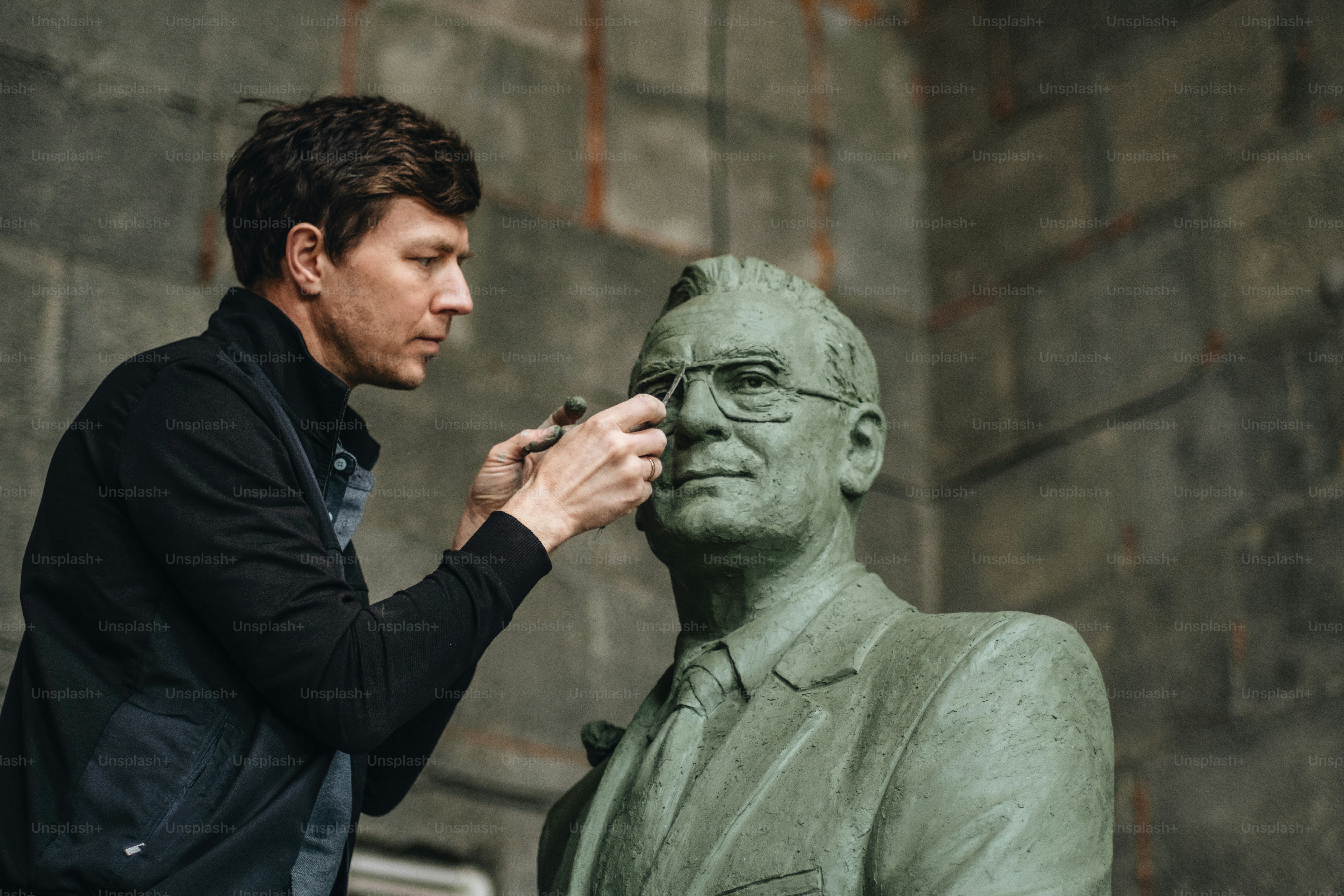 Un artiste sculpte le buste d’un homme. photo – Image de Luxe sur Unsplash
