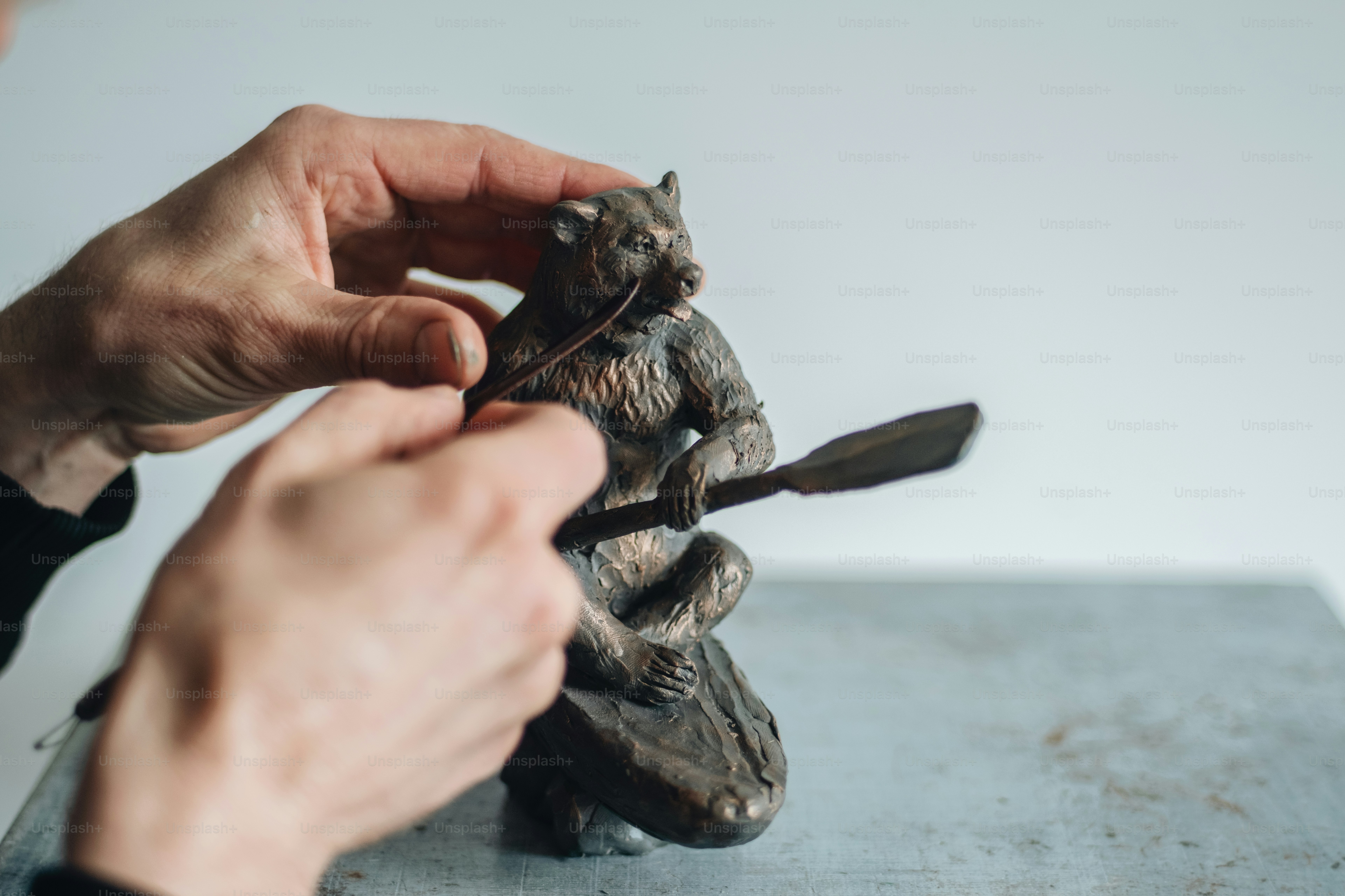 Las manos tallan una escultura de un animal. foto – Imagen de Lujo en ...