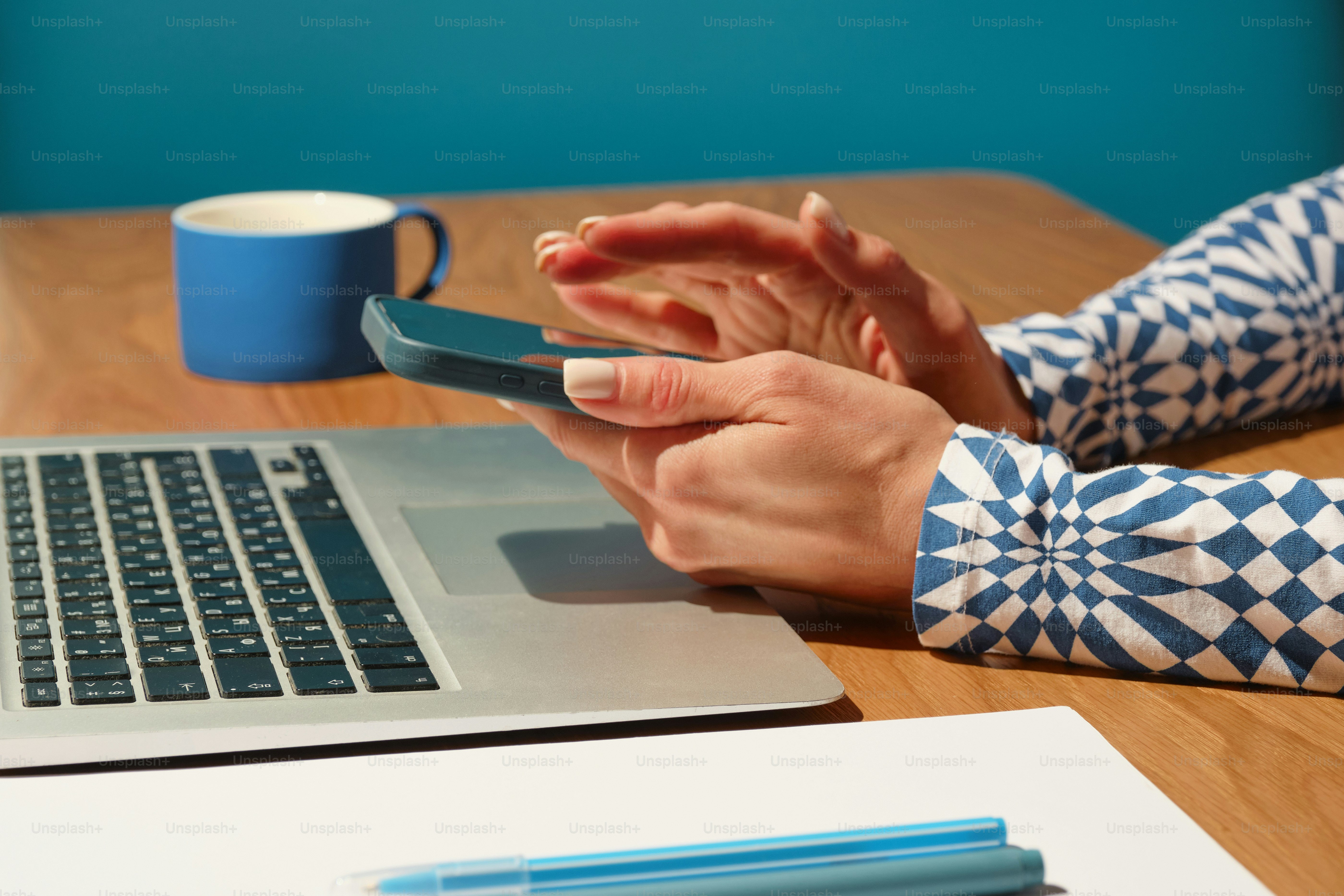 Woman is using her phone at a desk. photo – Technology Image on Unsplash