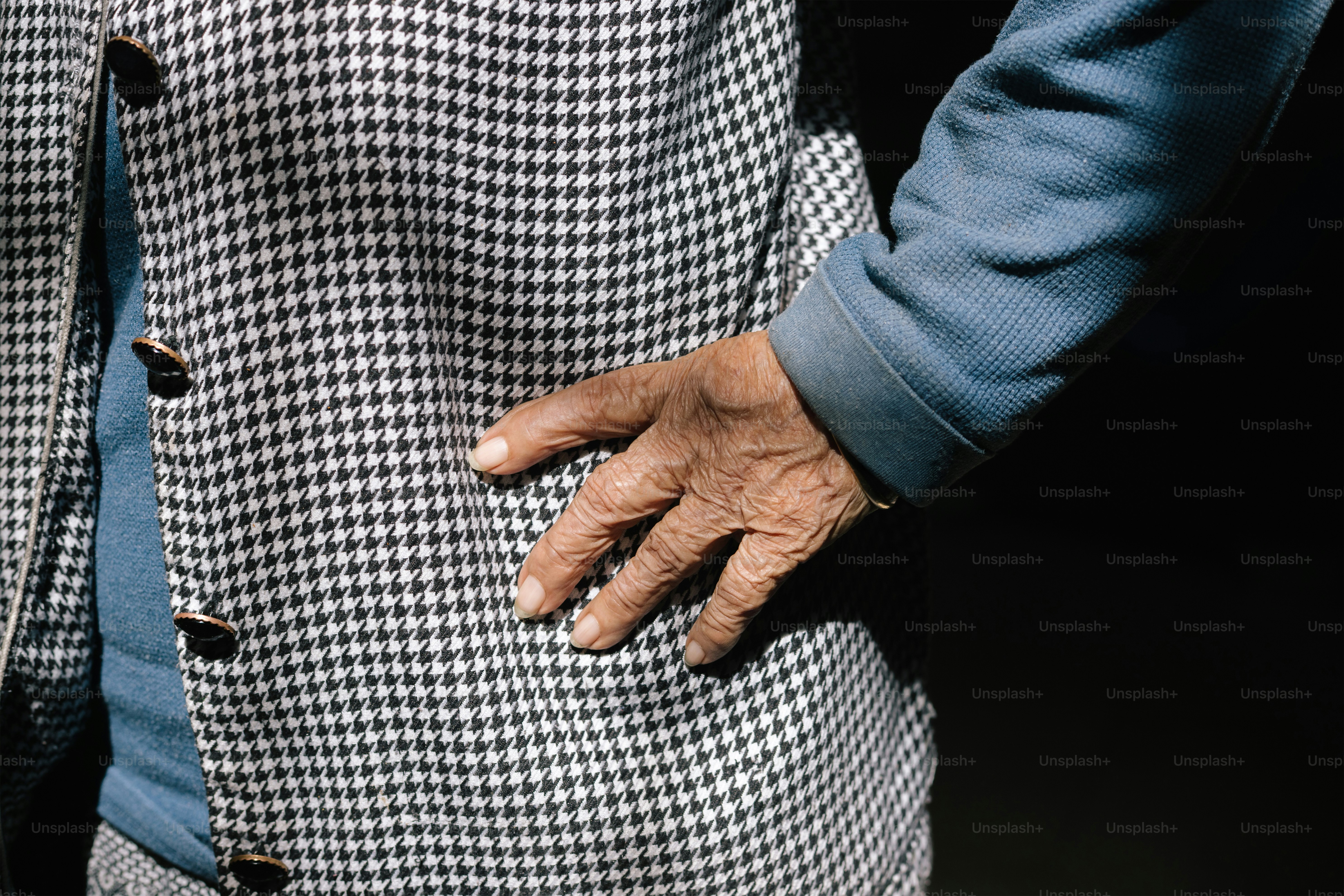 An elderly hand rests on the hip. photo – Life Image on Unsplash