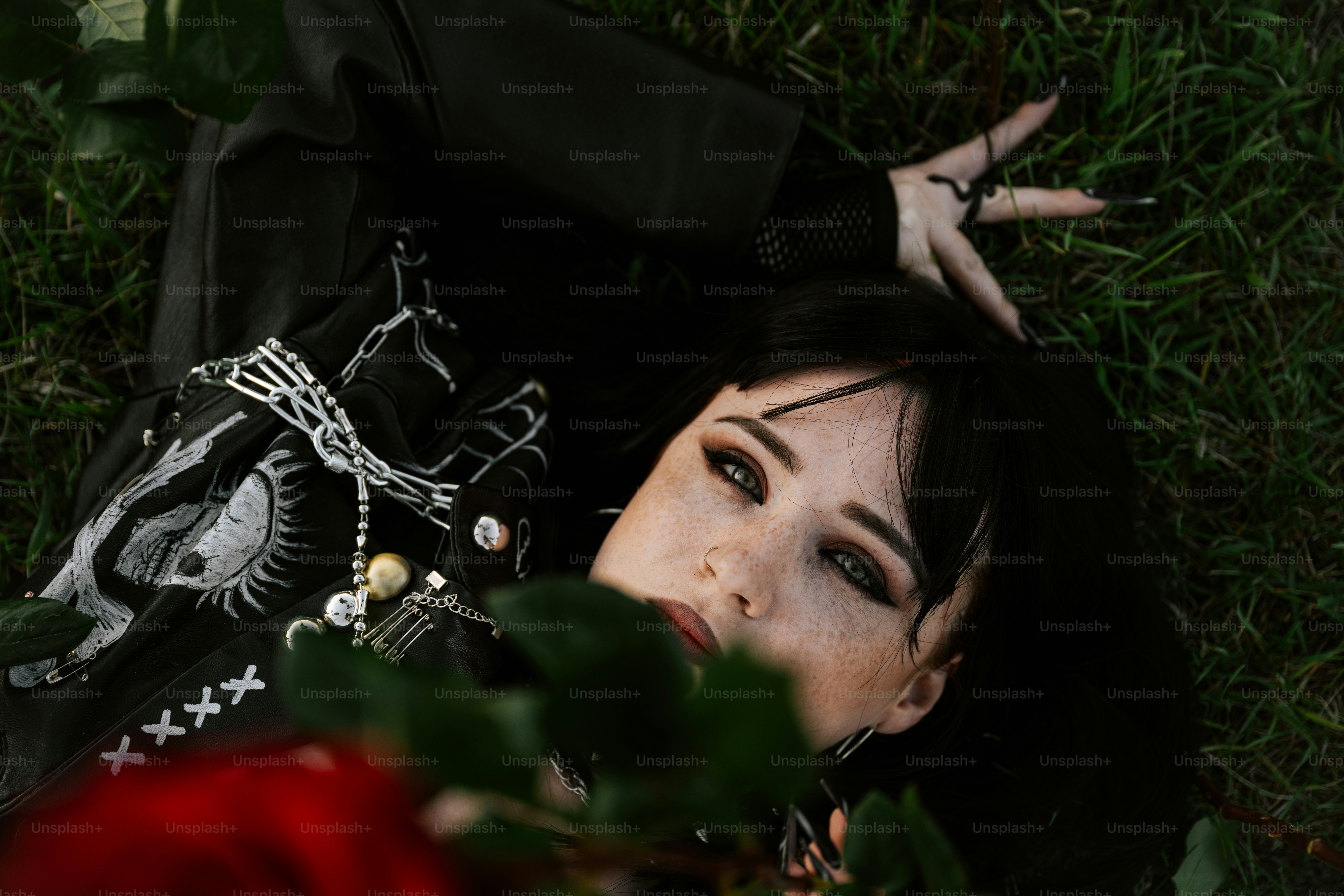 A hand with black nails holds a red rose. photo – Woman Image on Unsplash