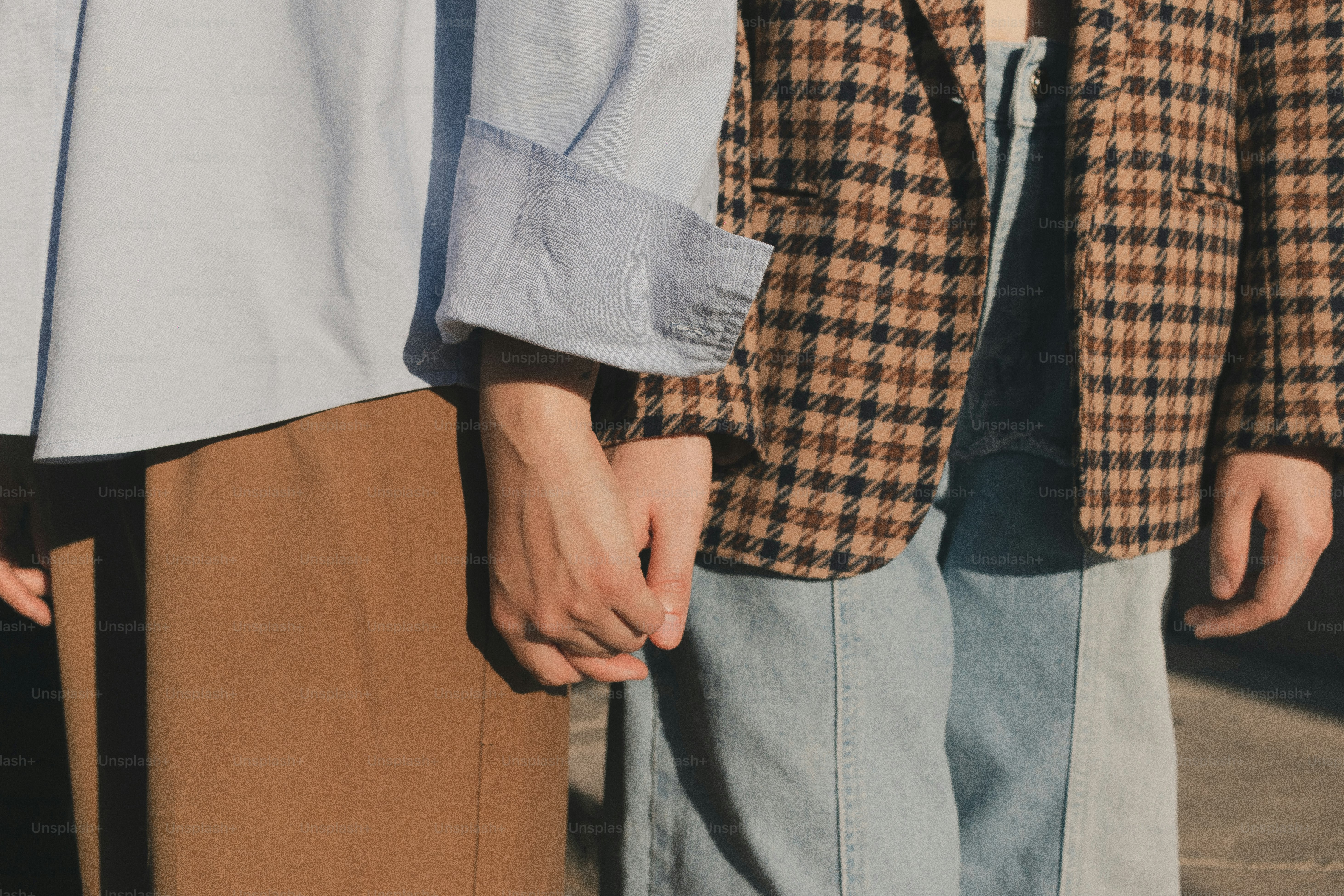 Dos personas tomadas de la mano, mostrando unidad. foto – Imagen de ...