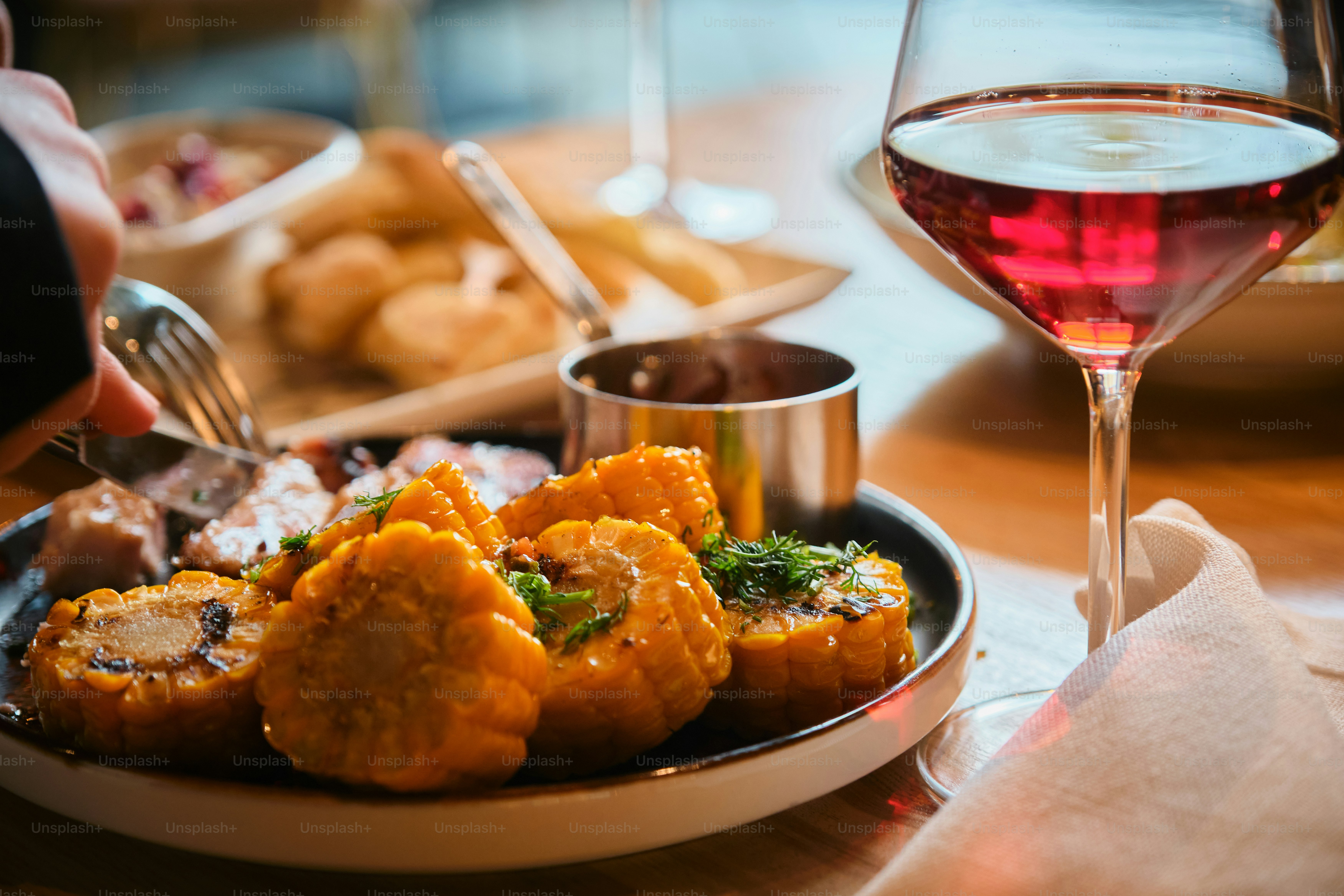 Köstliches Essen und Wein werden in einem Restaurant genossen. Foto ...