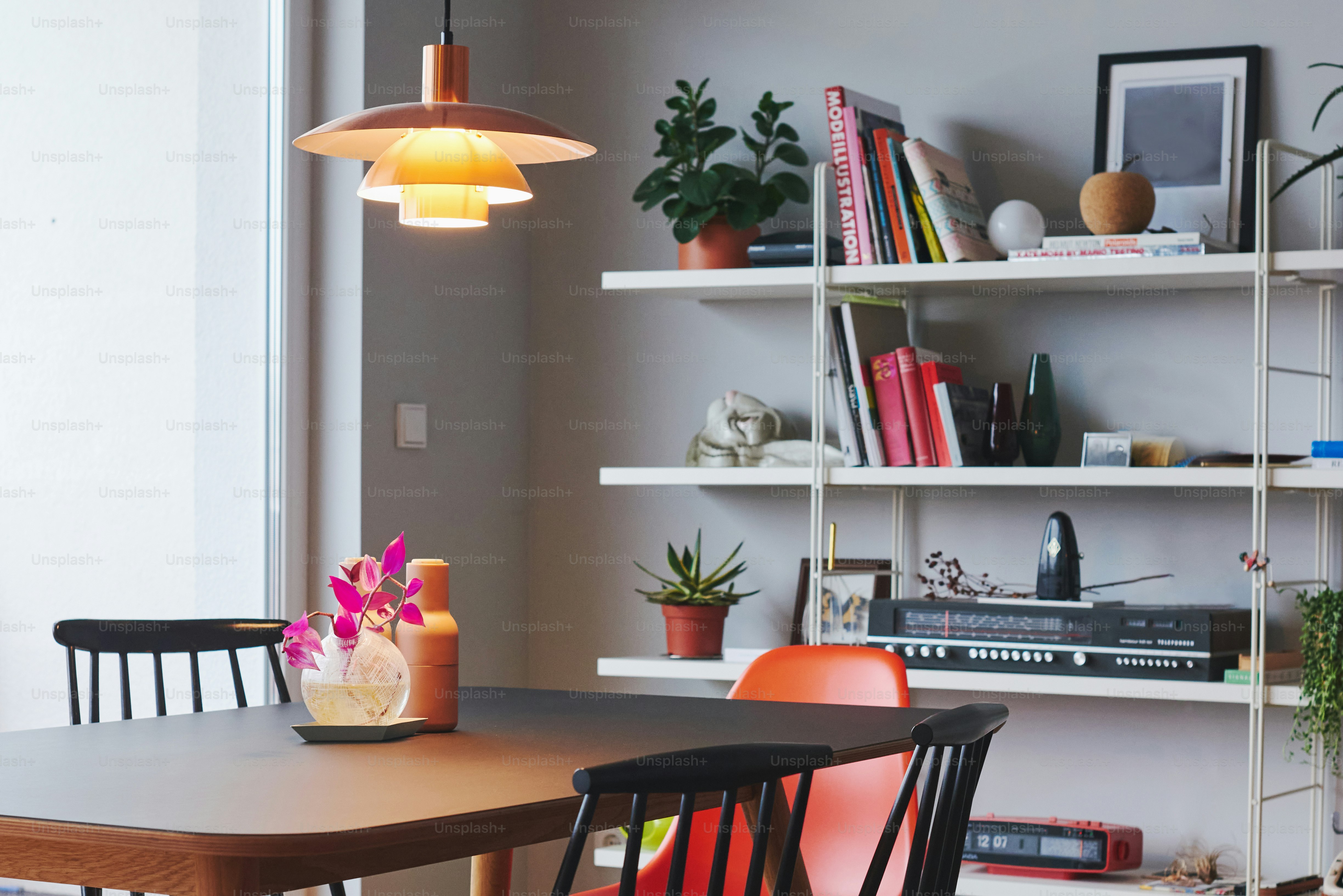 Salle à manger moderne avec étagères et décor. photo – Image de Design ...