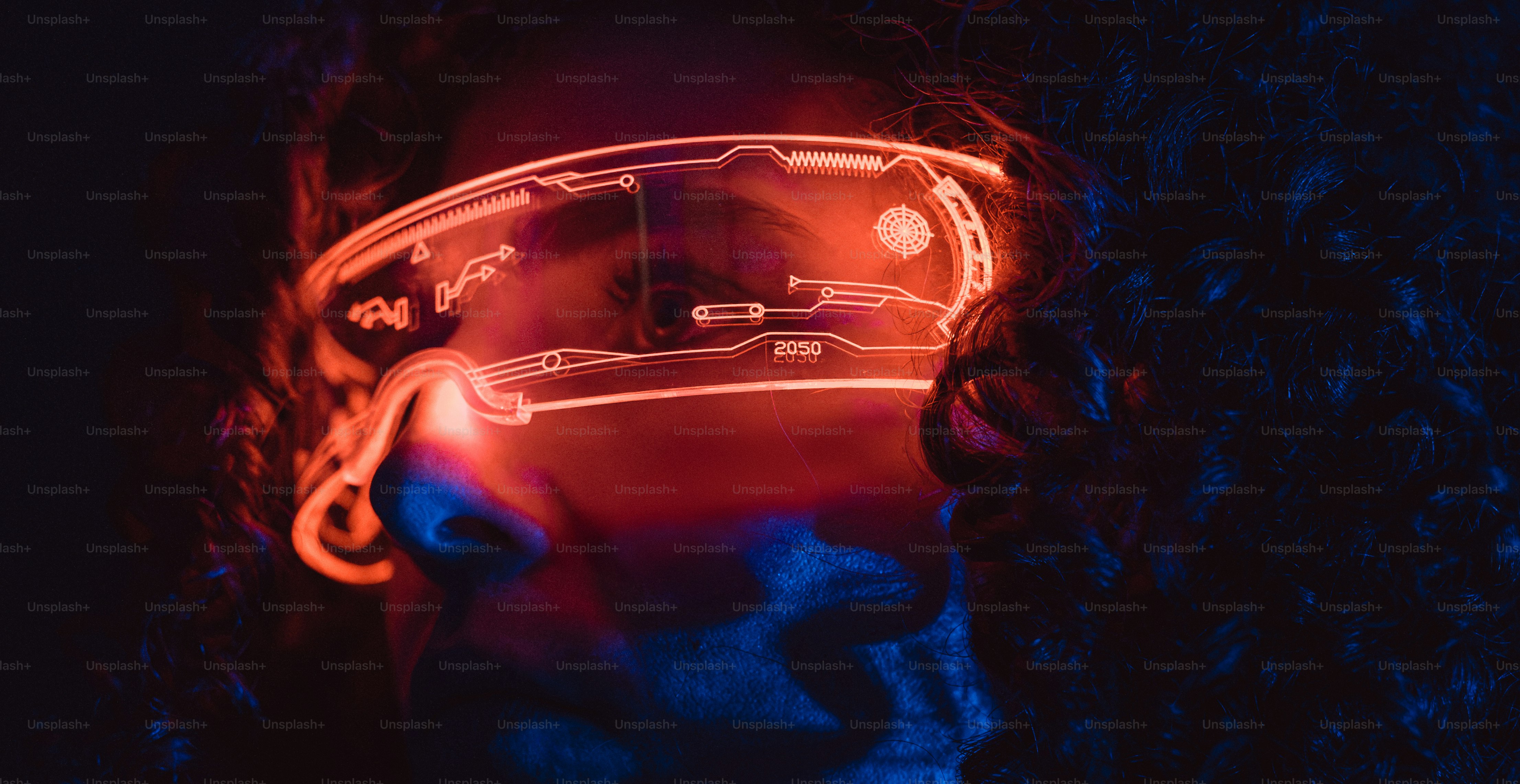 Persona con gafas azules futuristas brillantes. foto – Imagen de ...