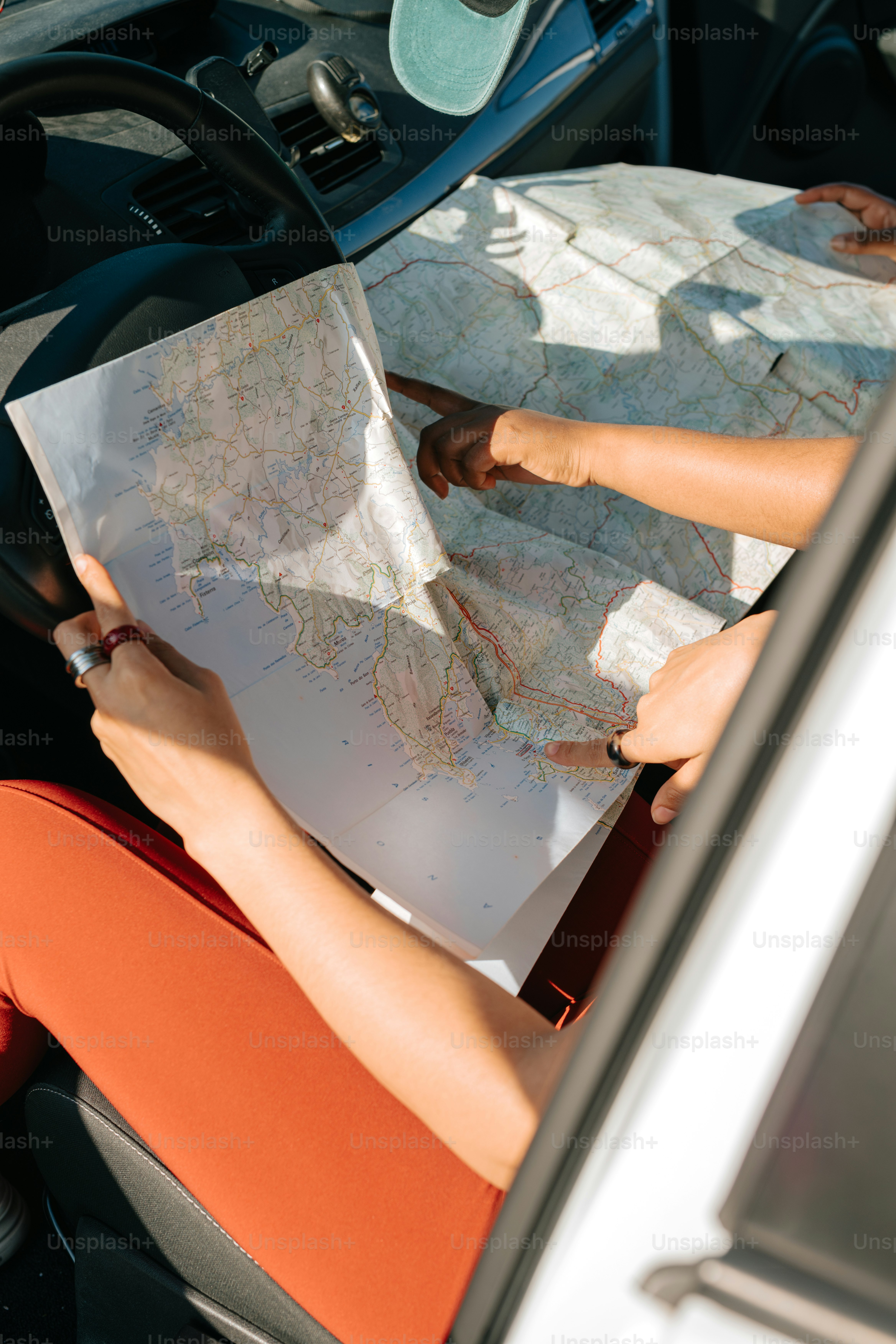 Die Menschen in einem Auto planen ihren Roadtrip. Foto – Bild zum Thema ...