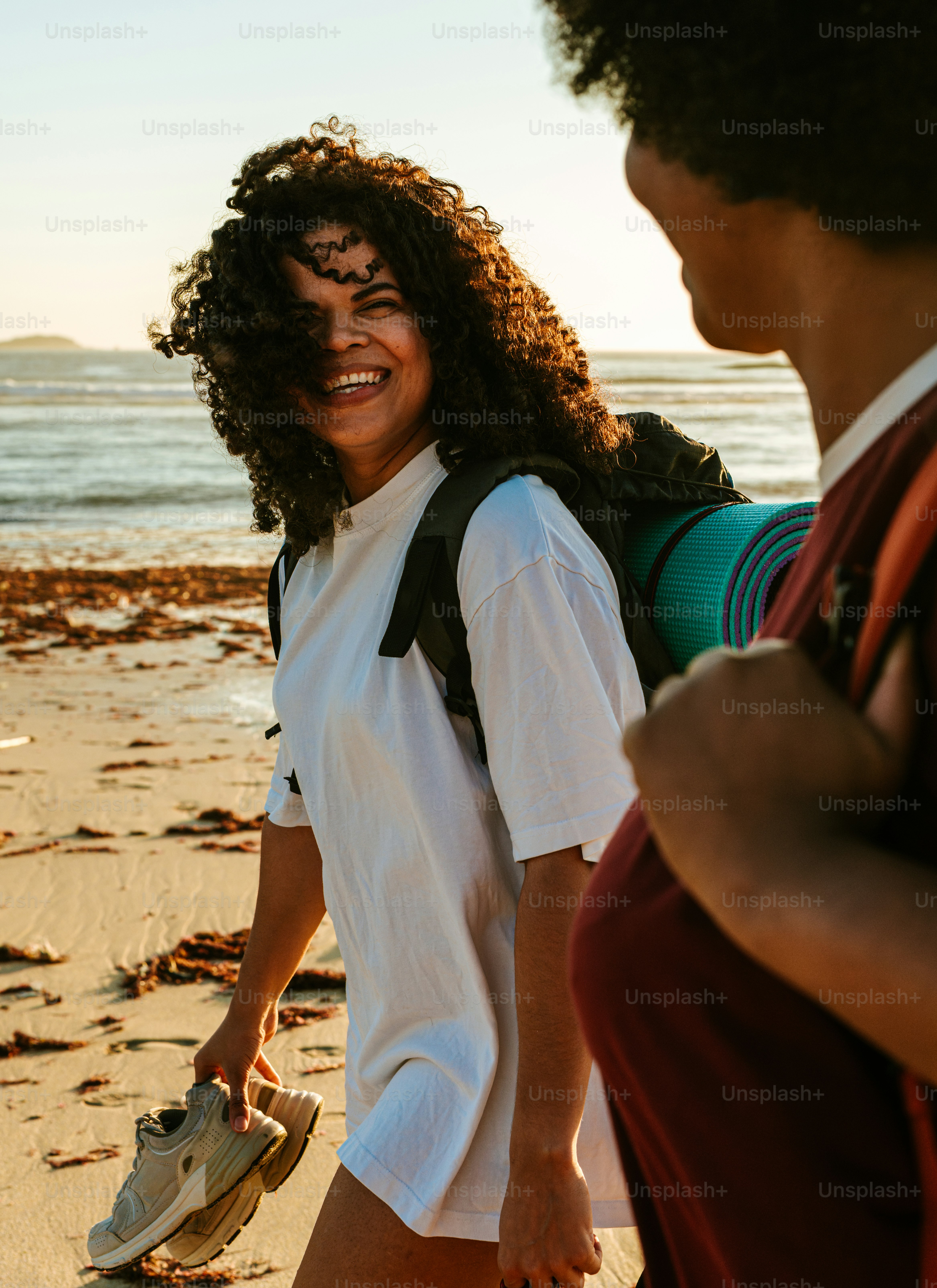 Dos mujeres disfrutan de un paseo por una playa soleada. foto – Imagen de Viajar en Unsplash