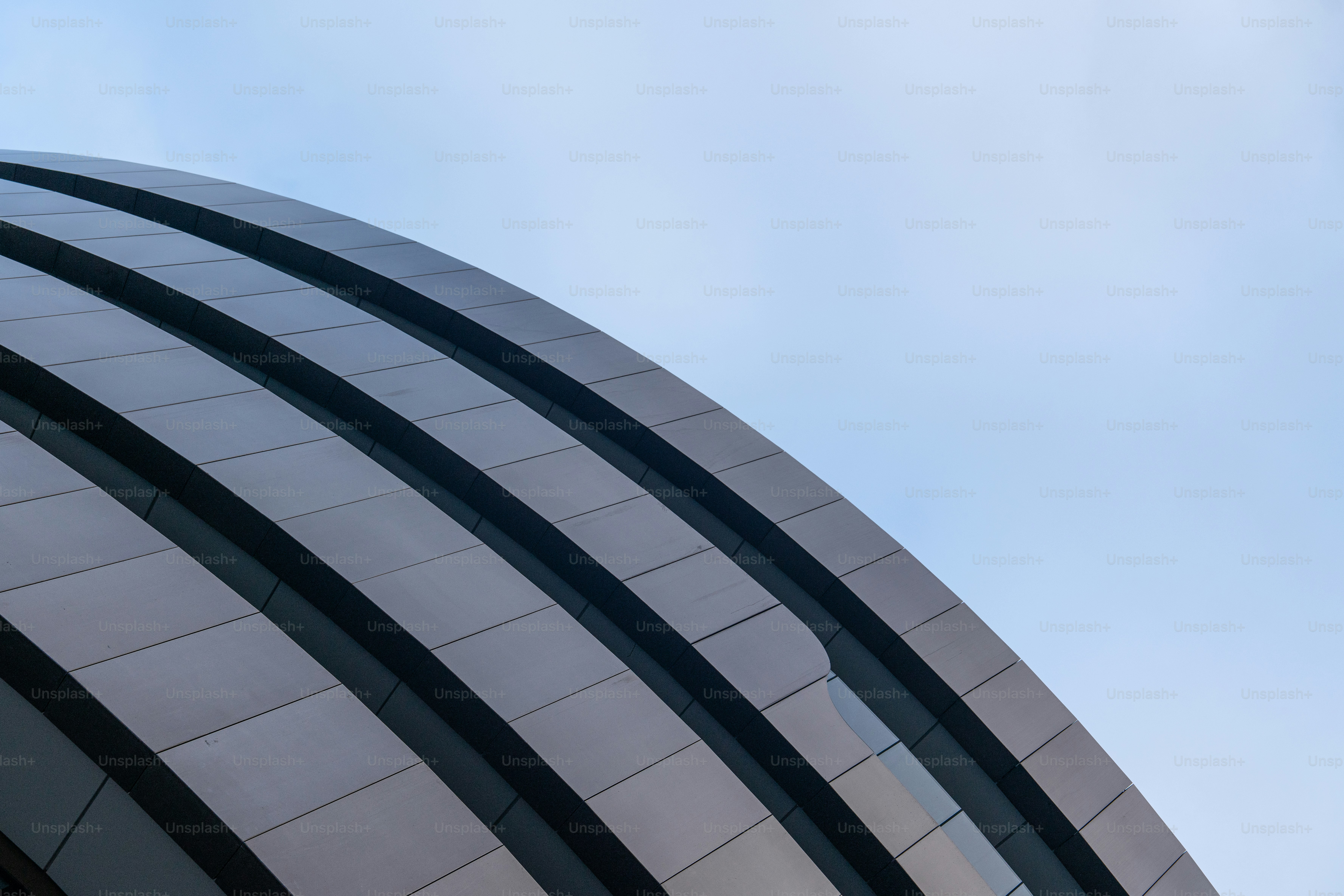 A modern building's curved exterior against sky. photo – Wallpaper ...