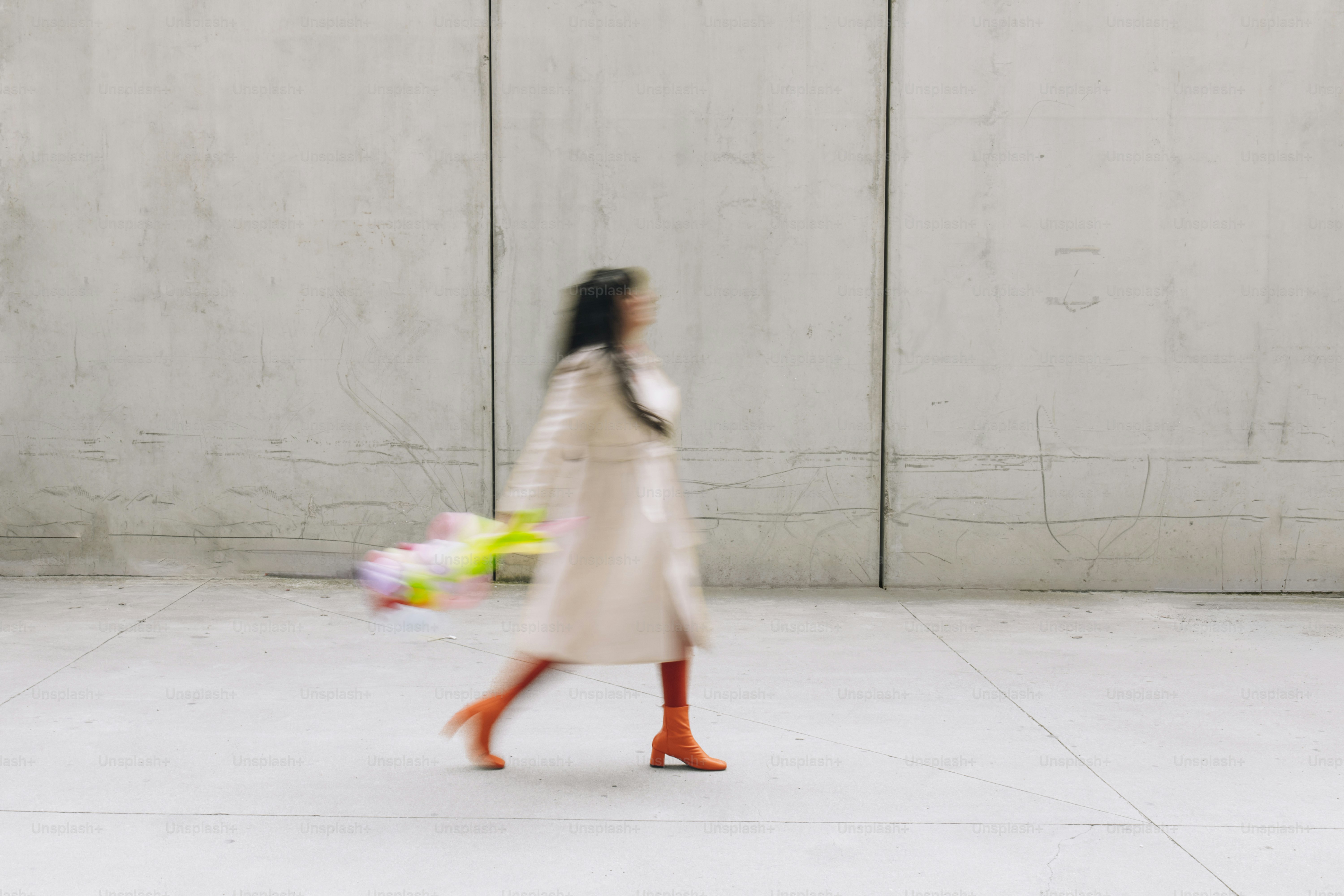 La mujer camina con globos. foto – Imagen de Flores en Unsplash