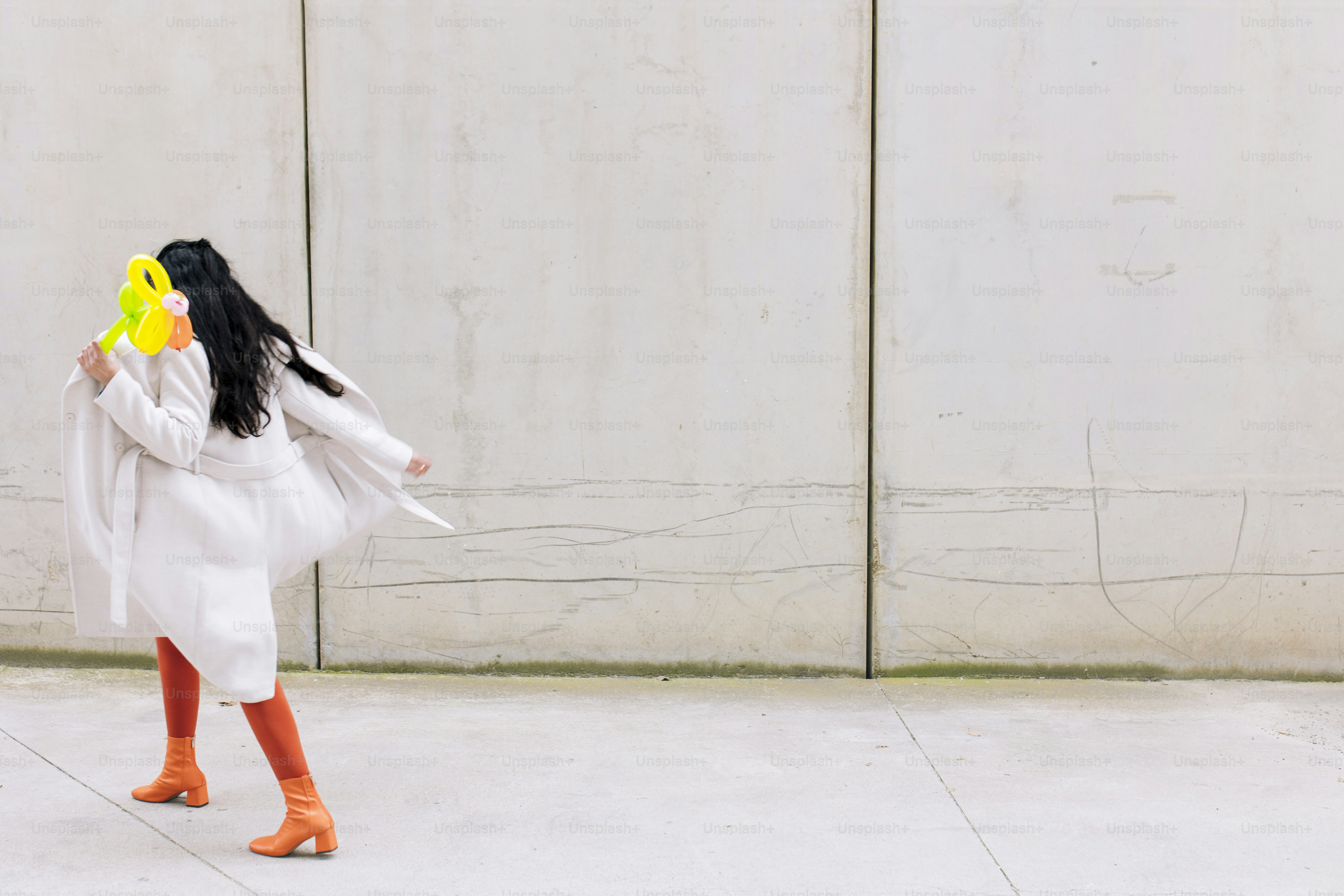 La mujer camina con un objeto colorido. foto – Imagen de Flores en Unsplash