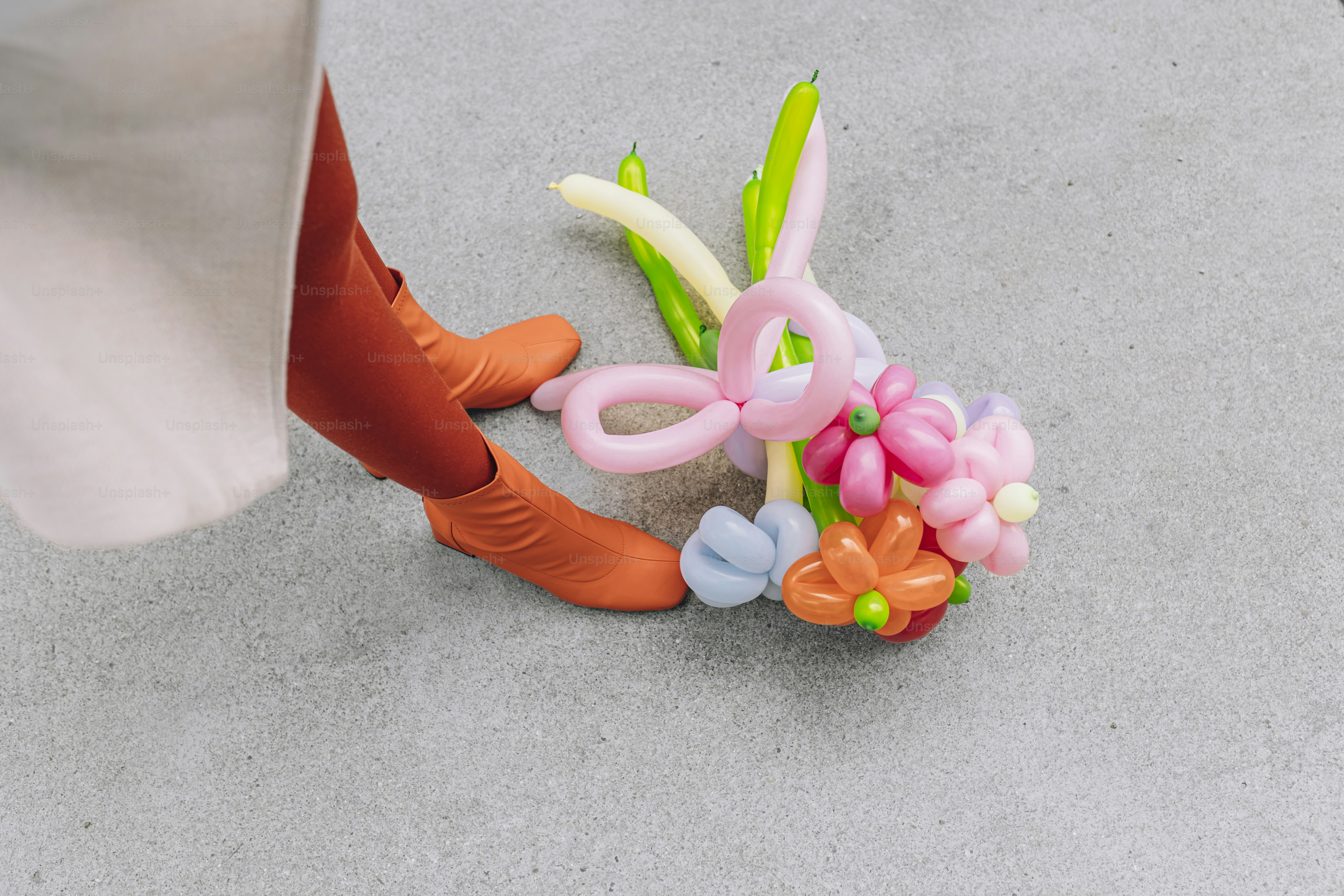 Una persona está cerca de un arreglo floral con globos. foto – Imagen ...