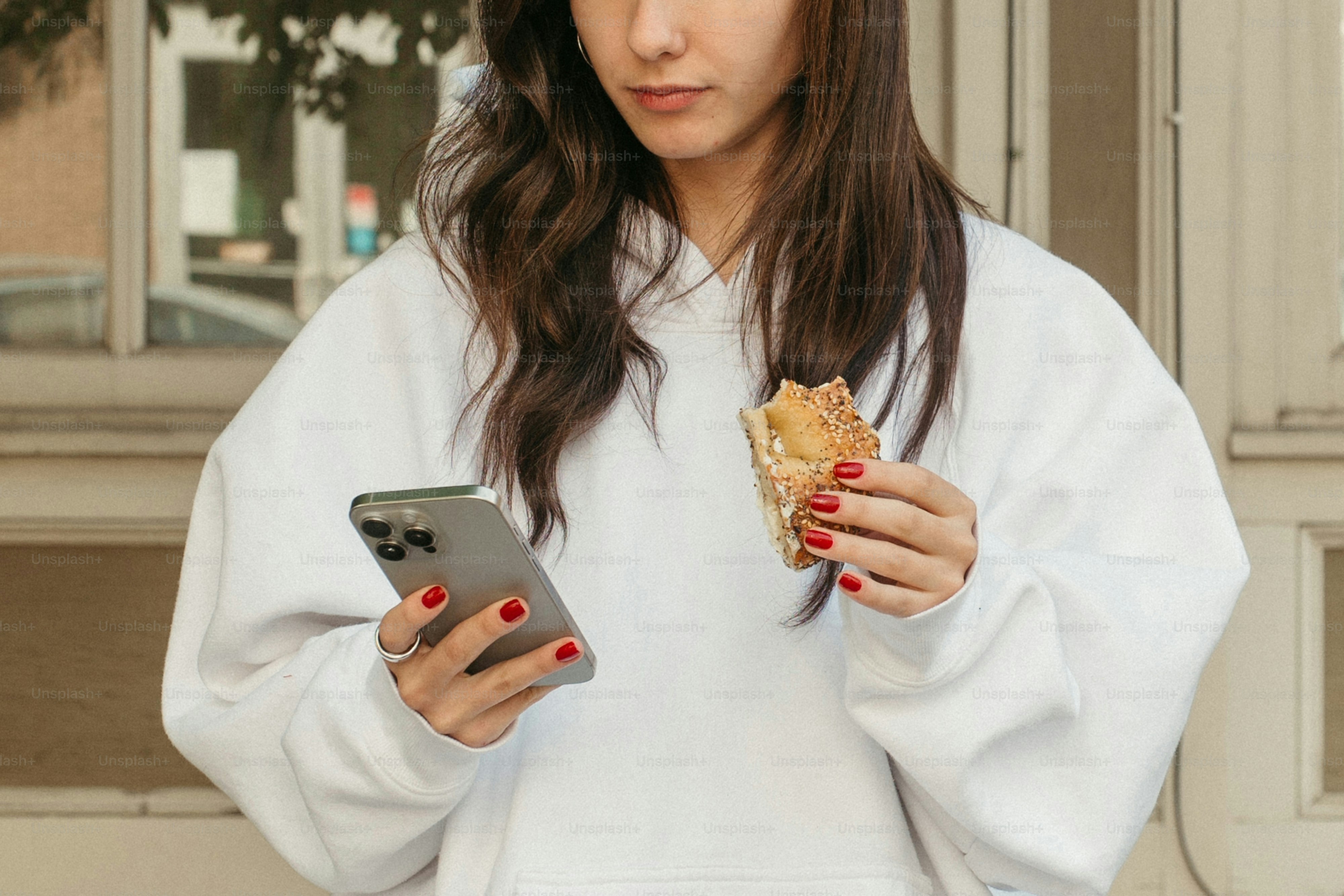 Woman eating and using her phone. photo – Pizza Image on Unsplash