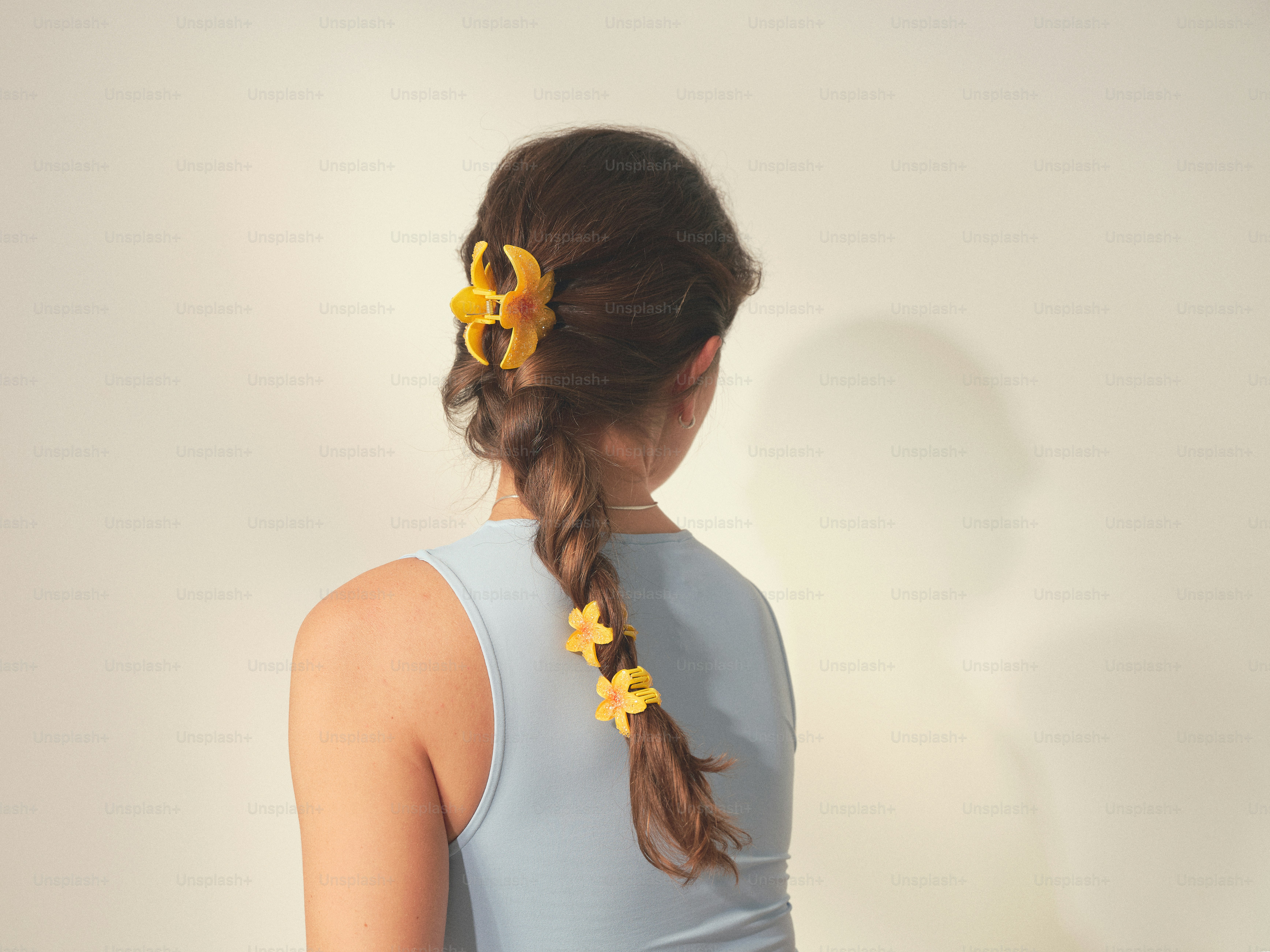 Woman with a braid and floral hair clips. photo – Flowers Image on Unsplash