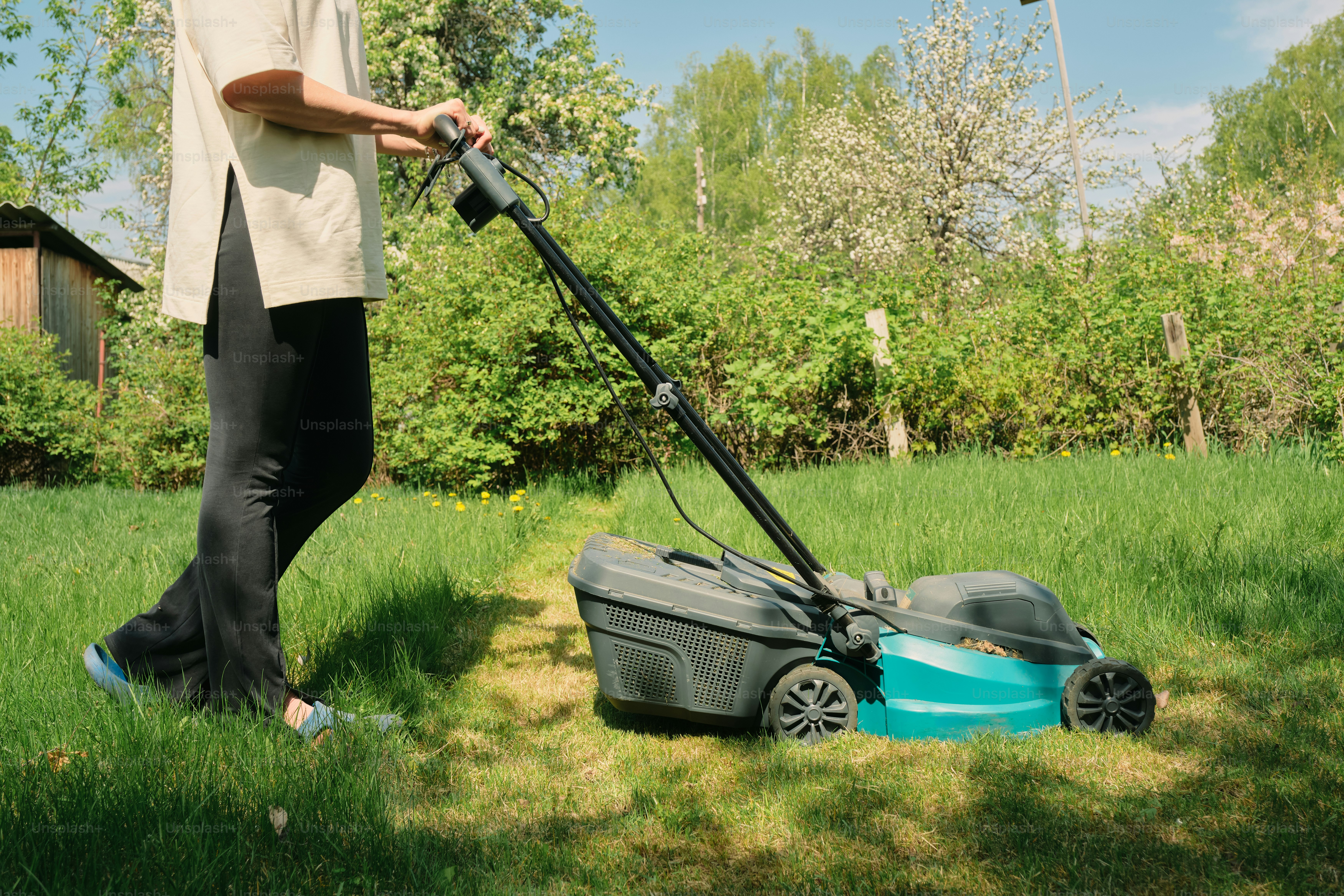 Une personne tond la pelouse verte. photo – Image de Source sur Unsplash