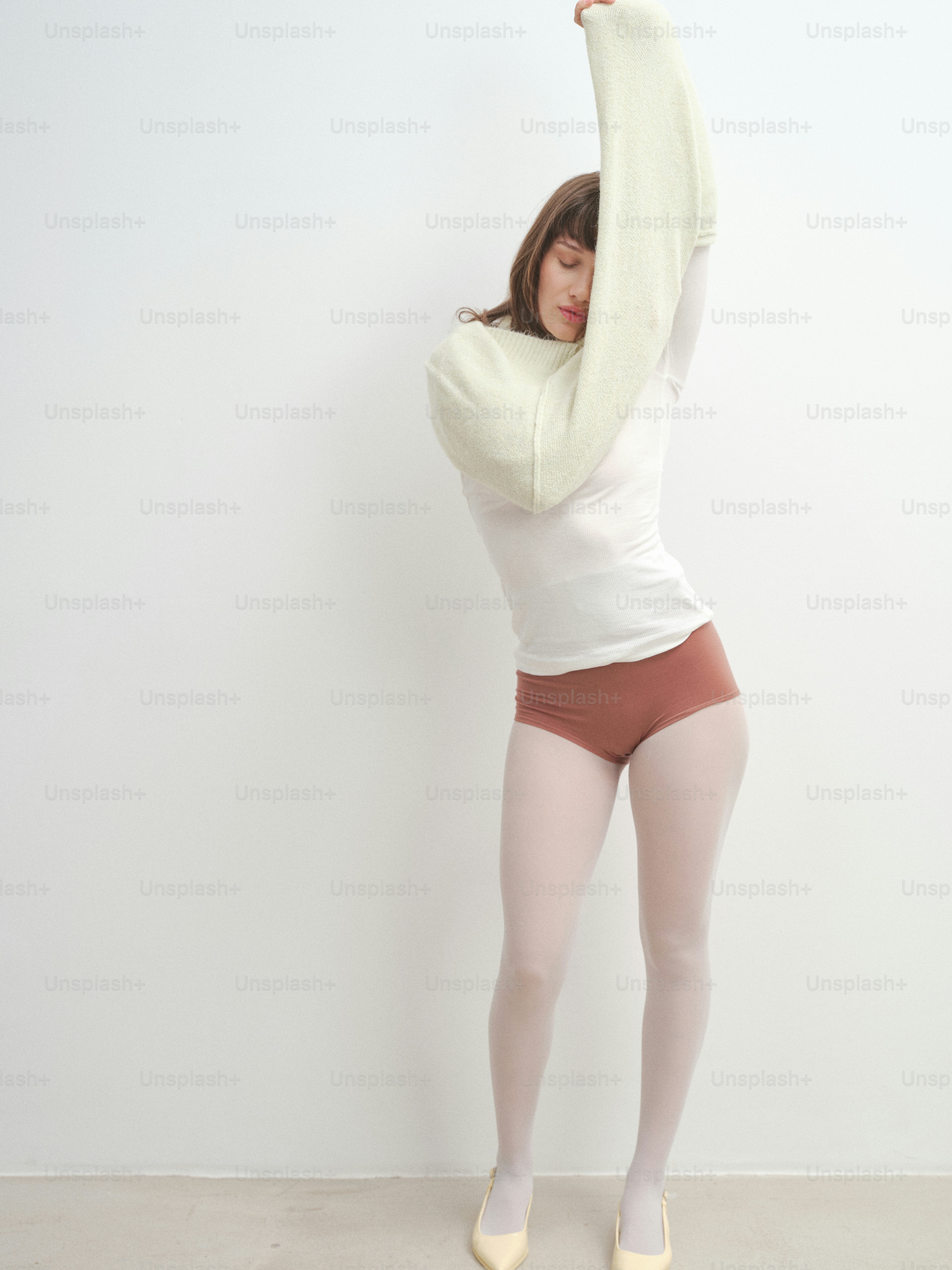 Woman is posing wearing stylish clothing. photo – Fashion Image on Unsplash