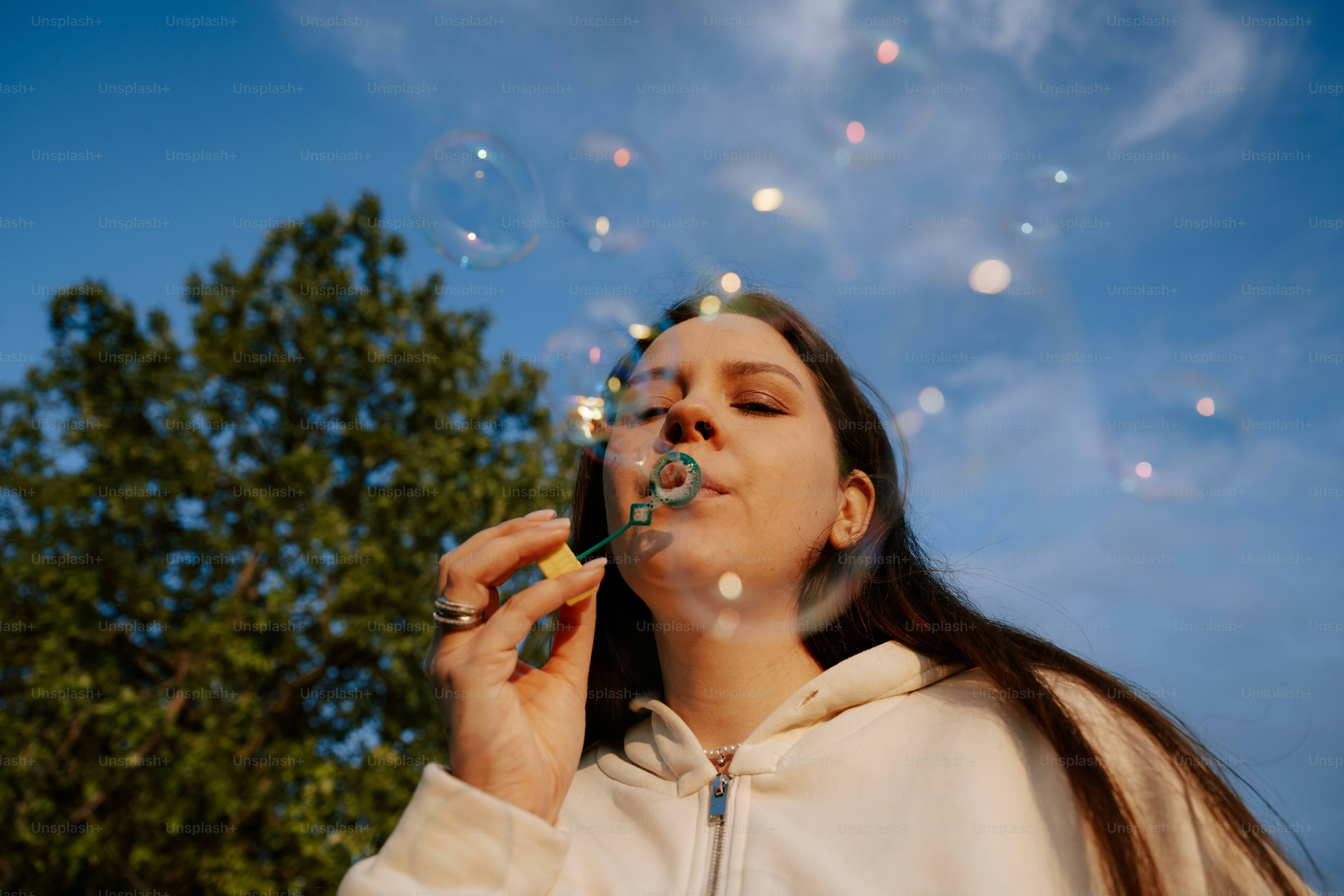 Una persona sopla burbujas en un campo. foto – Imagen de Perspectiva en ...