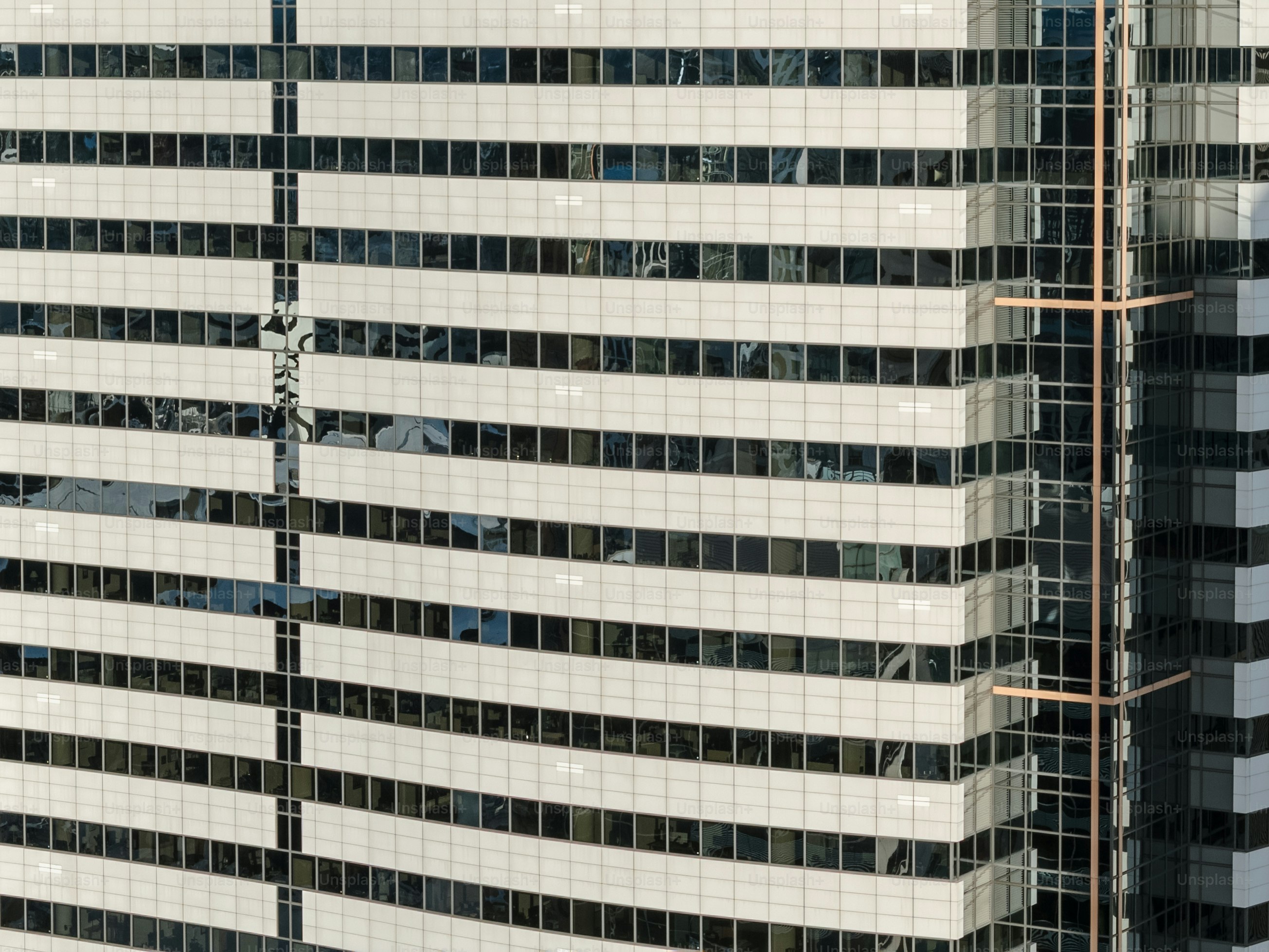 El edificio presenta muchas líneas horizontales. foto – Imagen de ...