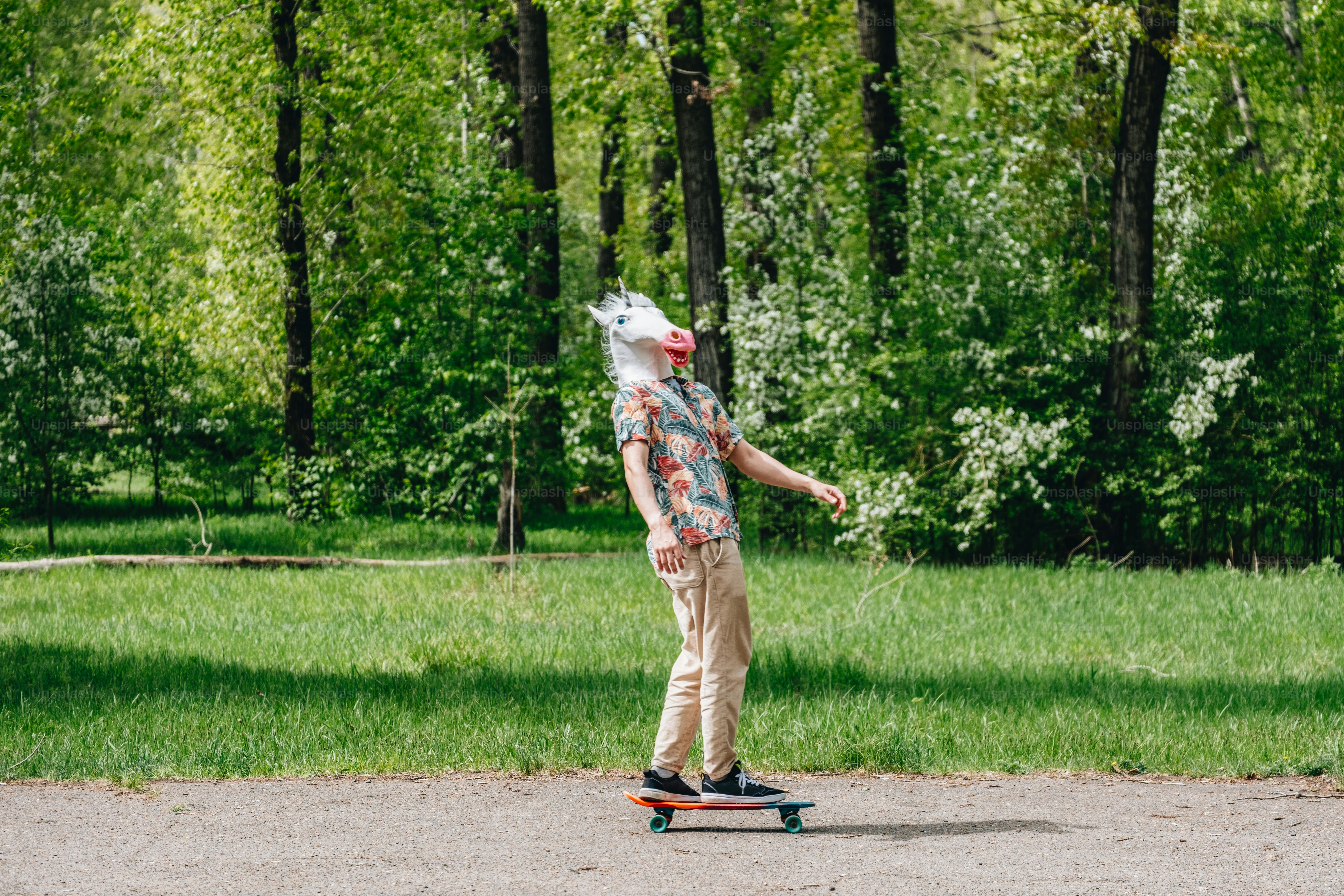 A person in a mask rides a skateboard. photo – Man Image on Unsplash