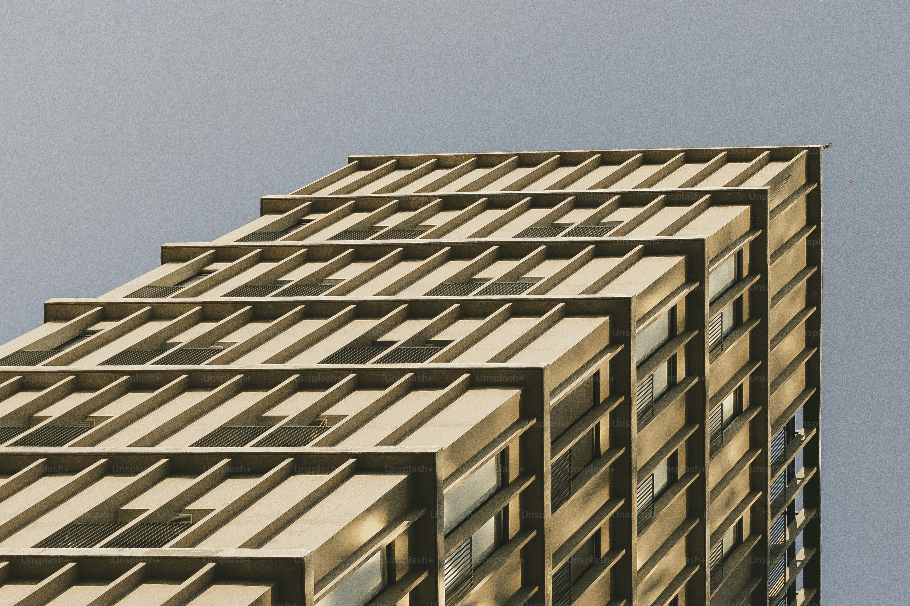 Un edificio moderno con un diseño arquitectónico único. foto – Imagen de Arquitectura en Unsplash