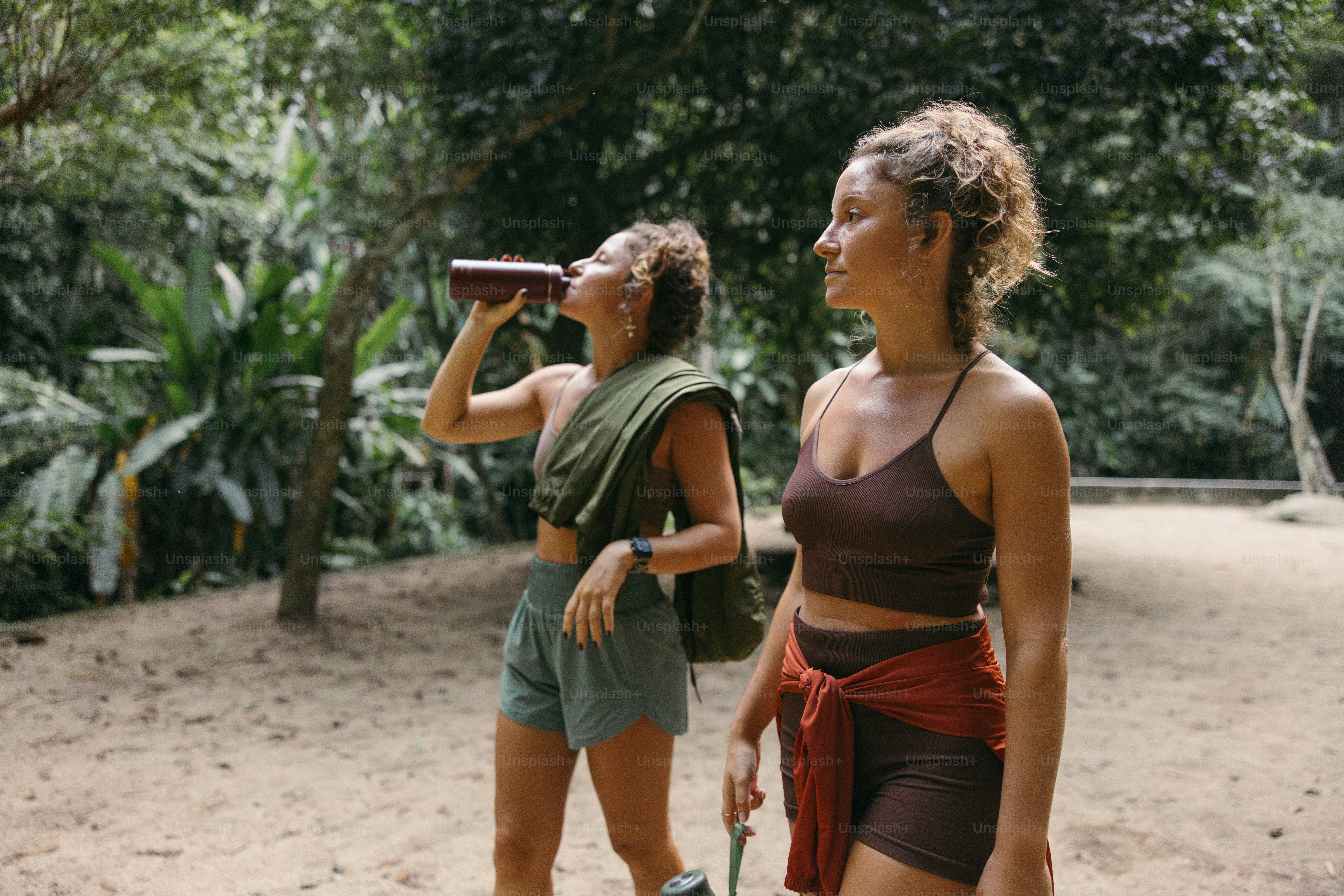Deux femmes font une pause lors d’une randonnée. photo – Image de ...