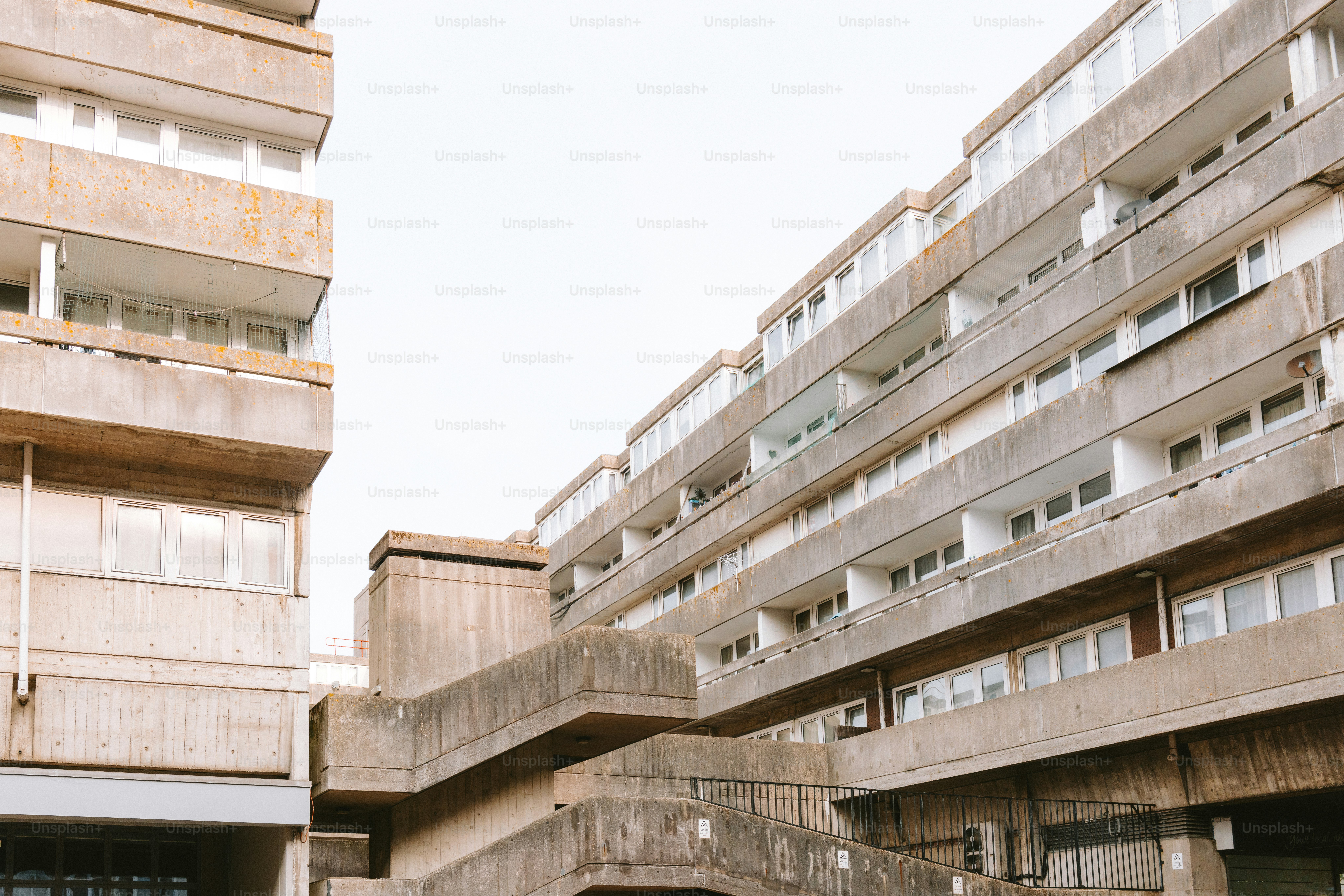 Arquitectura brutalista: modernos edificios de apartamentos de hormigón. foto – Imagen de ...
