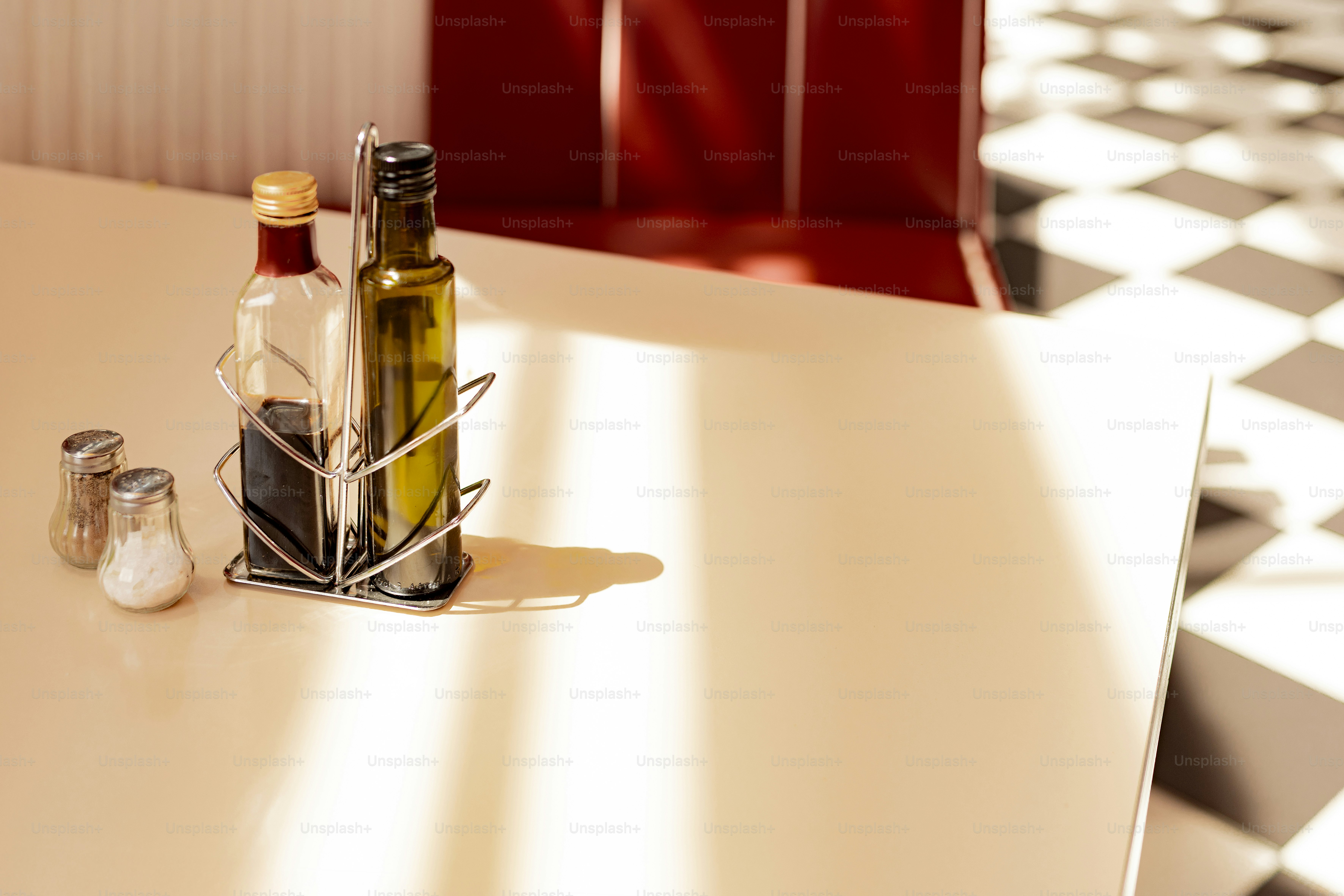 Table setting with condiments in a retro diner. photo – Restaurant ...
