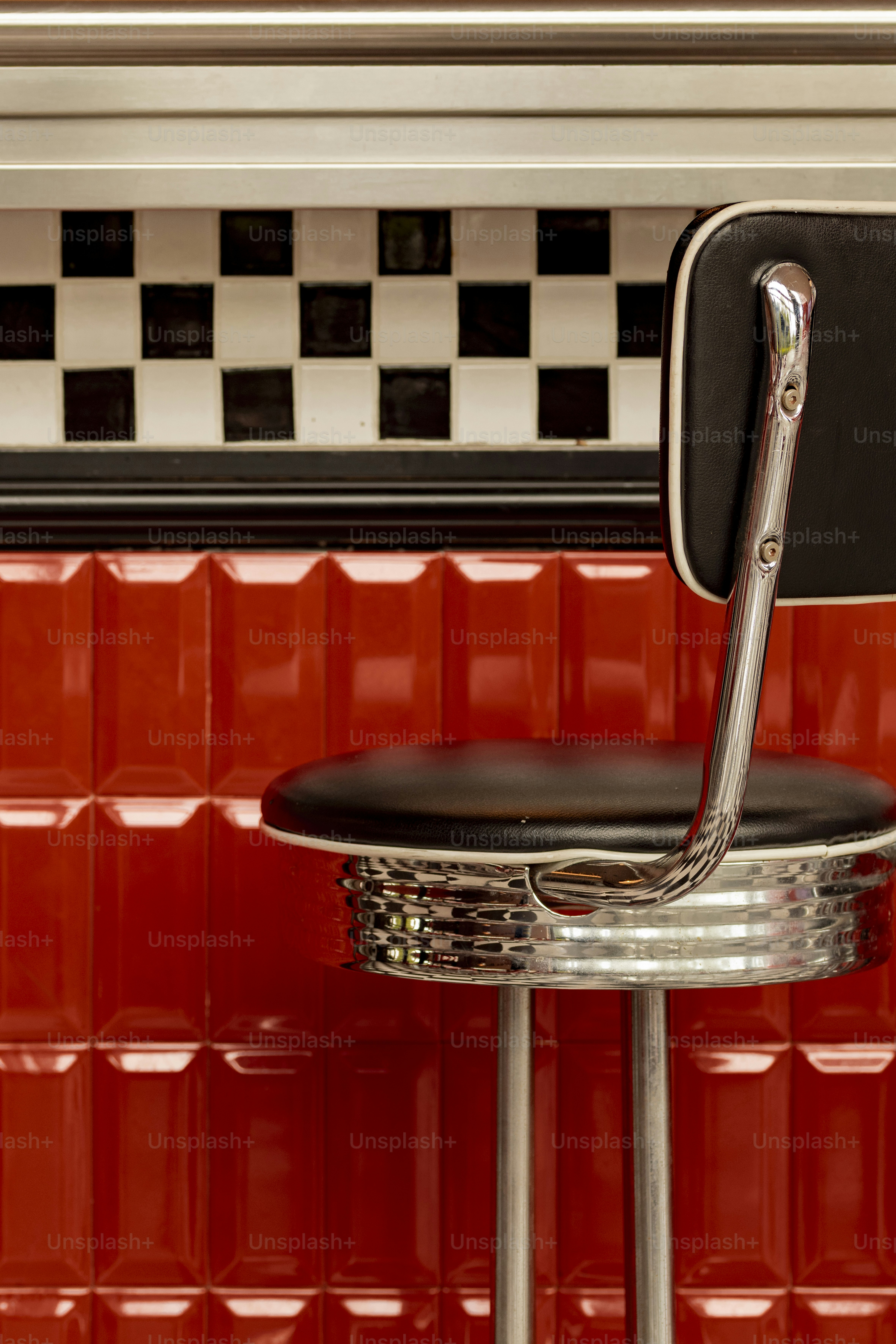 A red diner booth is ready for a meal. photo – Restaurant Image on Unsplash