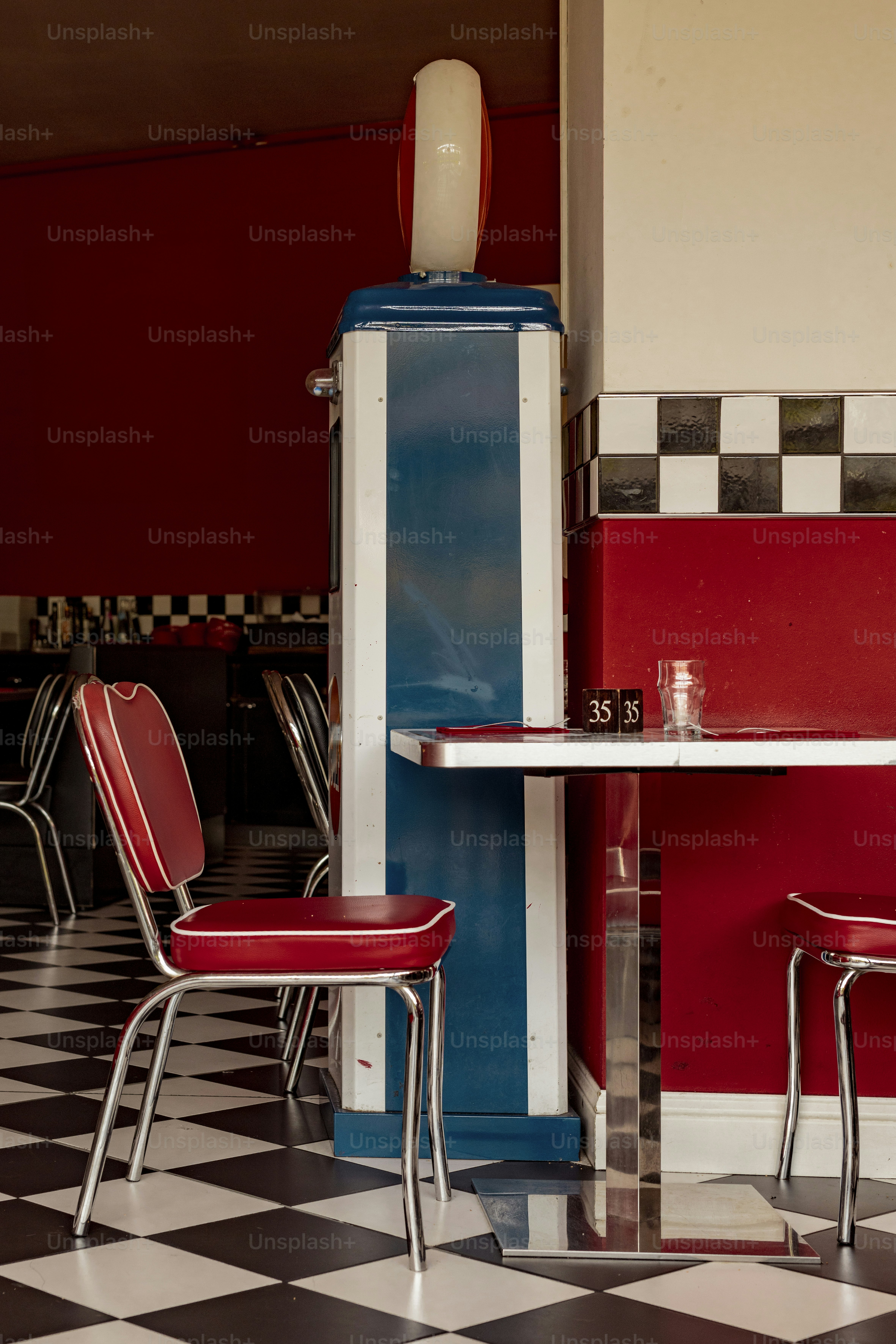 A red diner booth is ready for a meal. photo – Restaurant Image on Unsplash