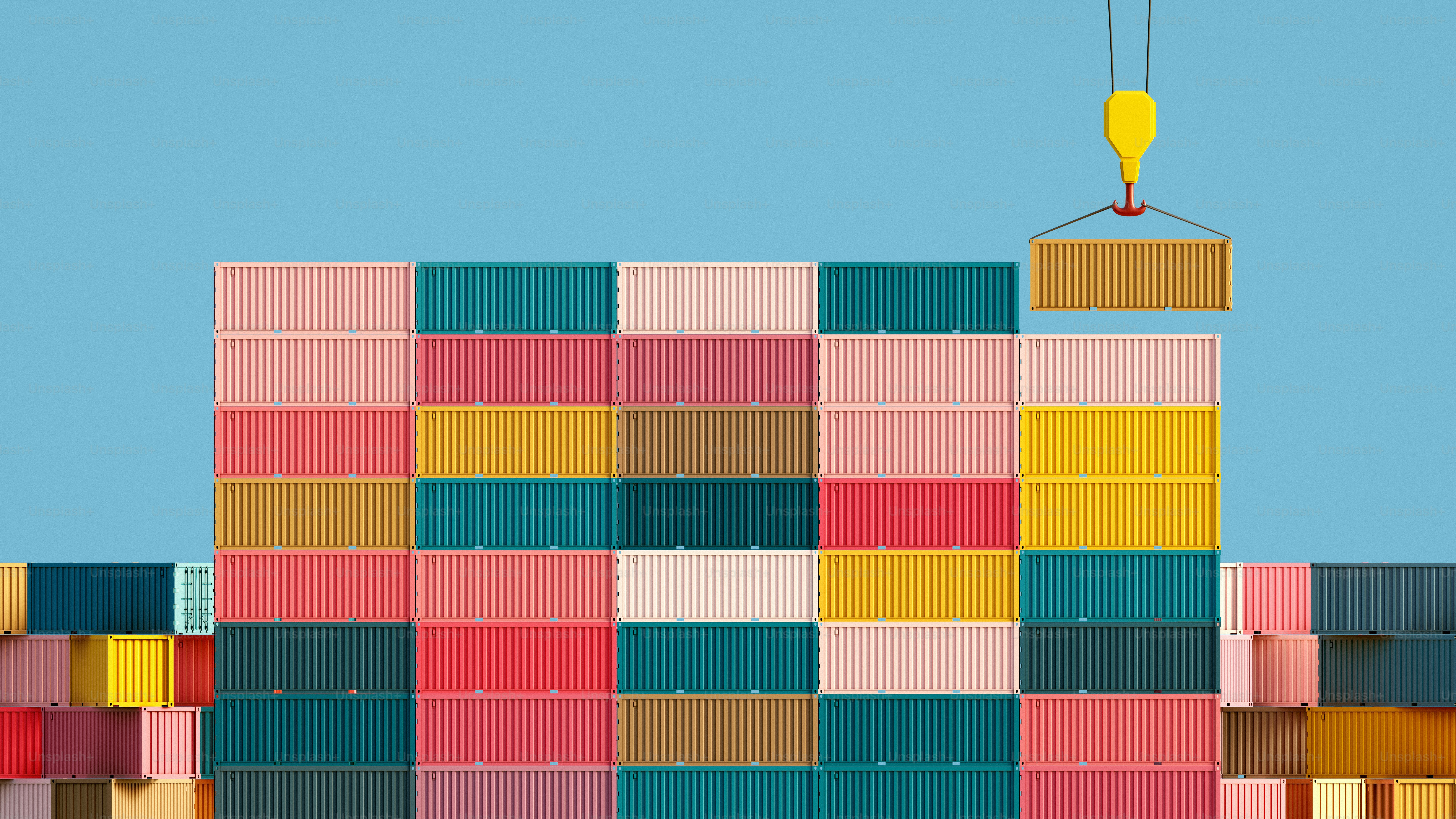 Foto Derek mengangkat kontainer pengiriman di atas banyak kontainer ...