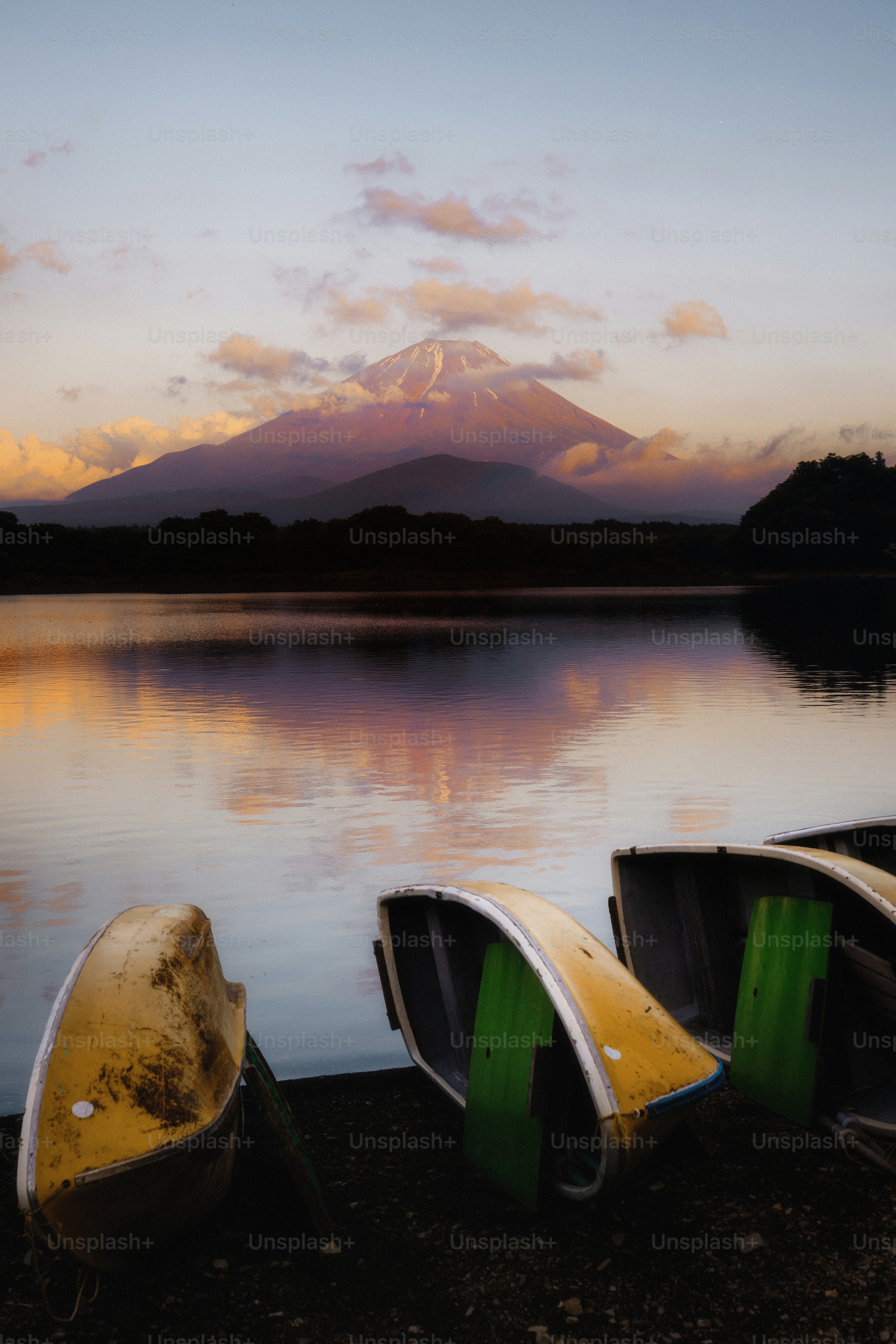 Boats rest before mount fuji at sunset. photo – Travel Image on Unsplash
