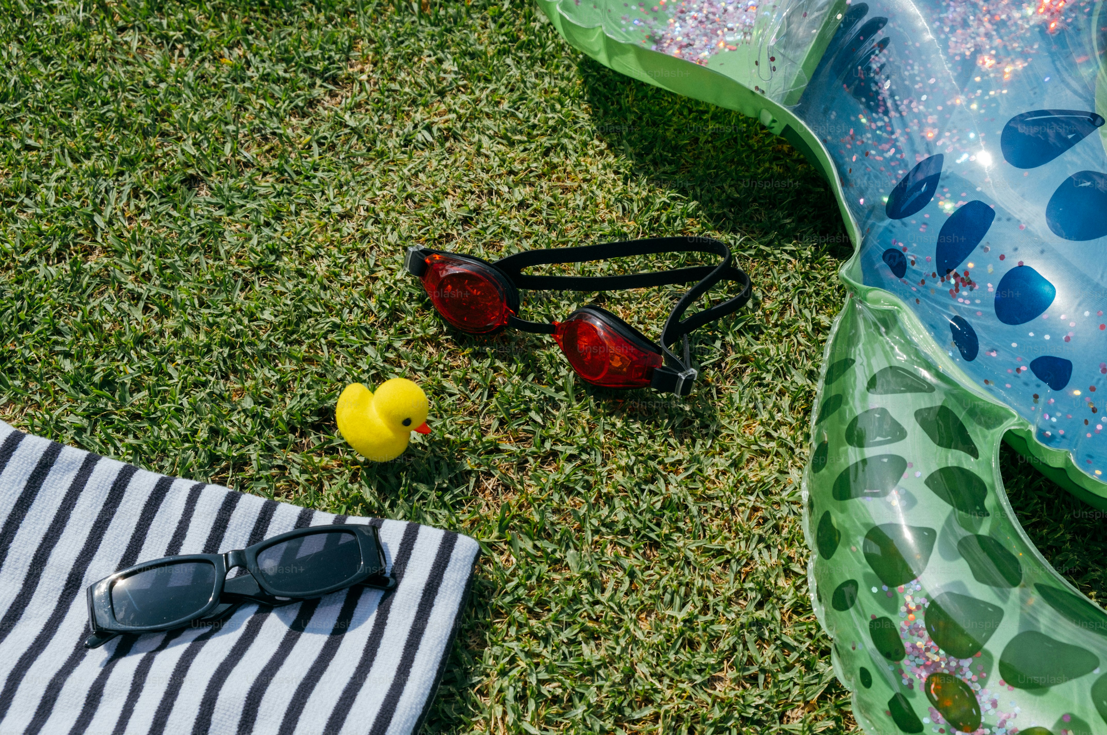 Elementos esenciales de verano como gafas de sol y un inflable. foto ...