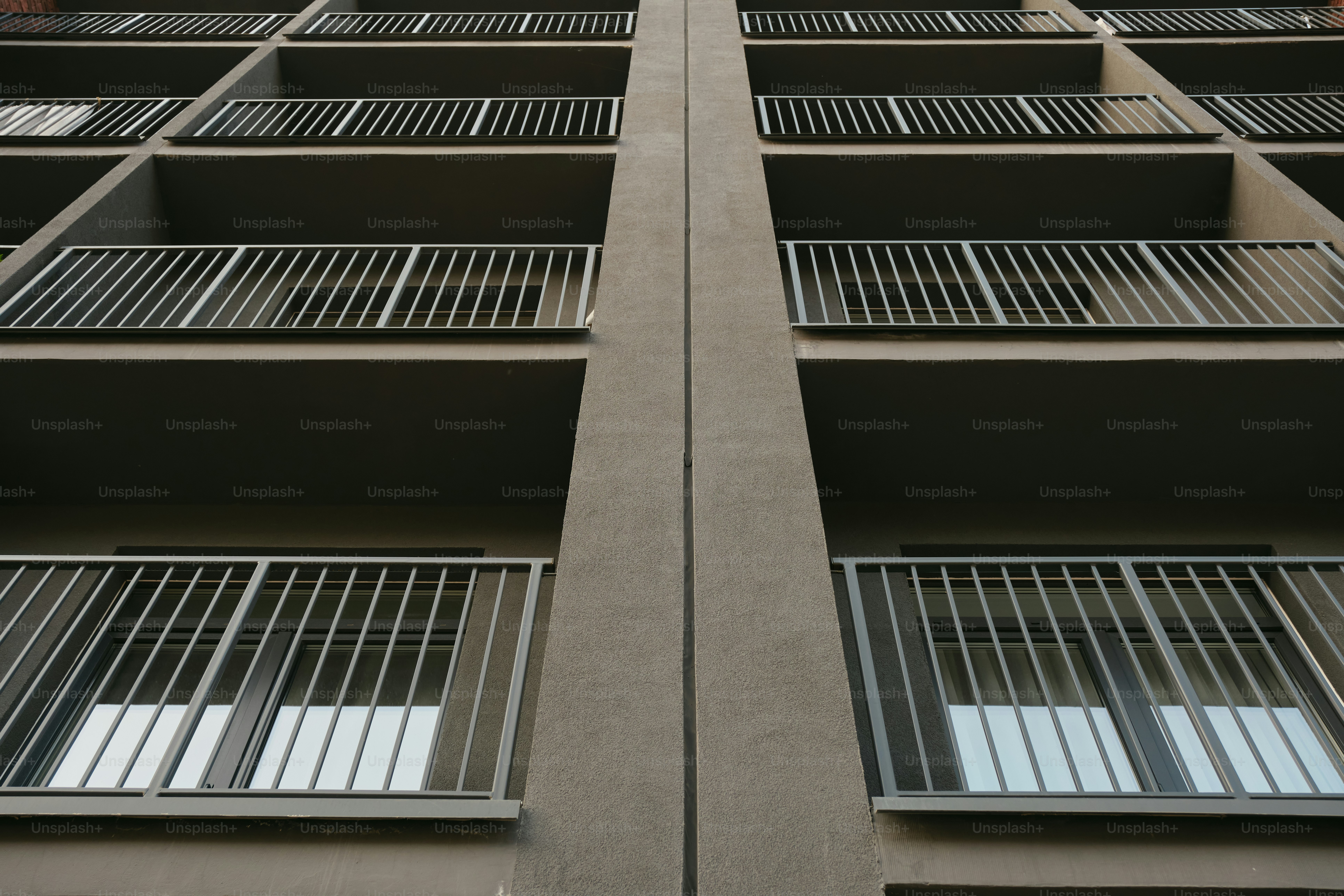 Los balcones de los edificios se ven desde un ángulo bajo. foto – Imagen de Ciudad en Unsplash