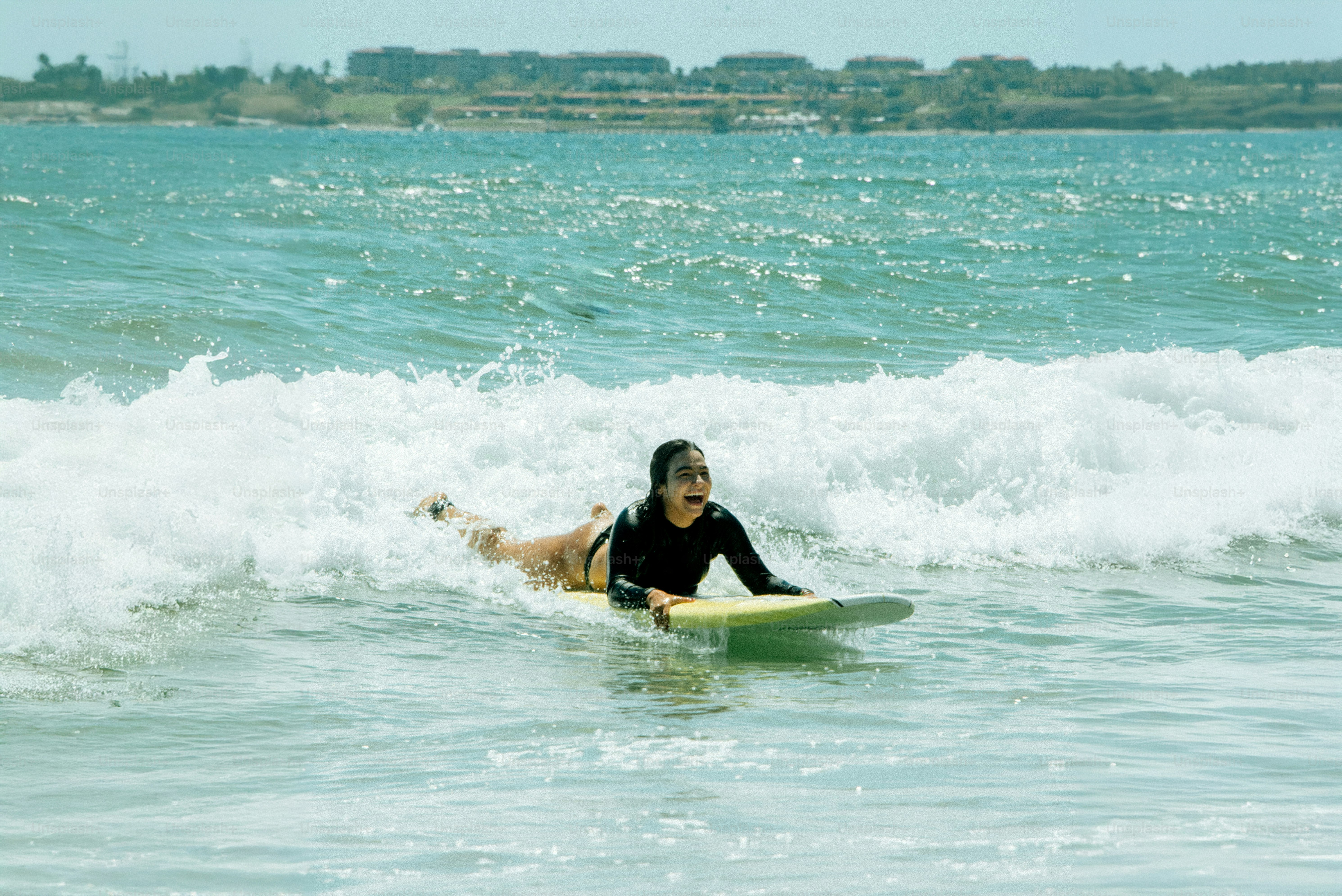La mujer surfea en el agua. foto – Imagen de Playa en Unsplash
