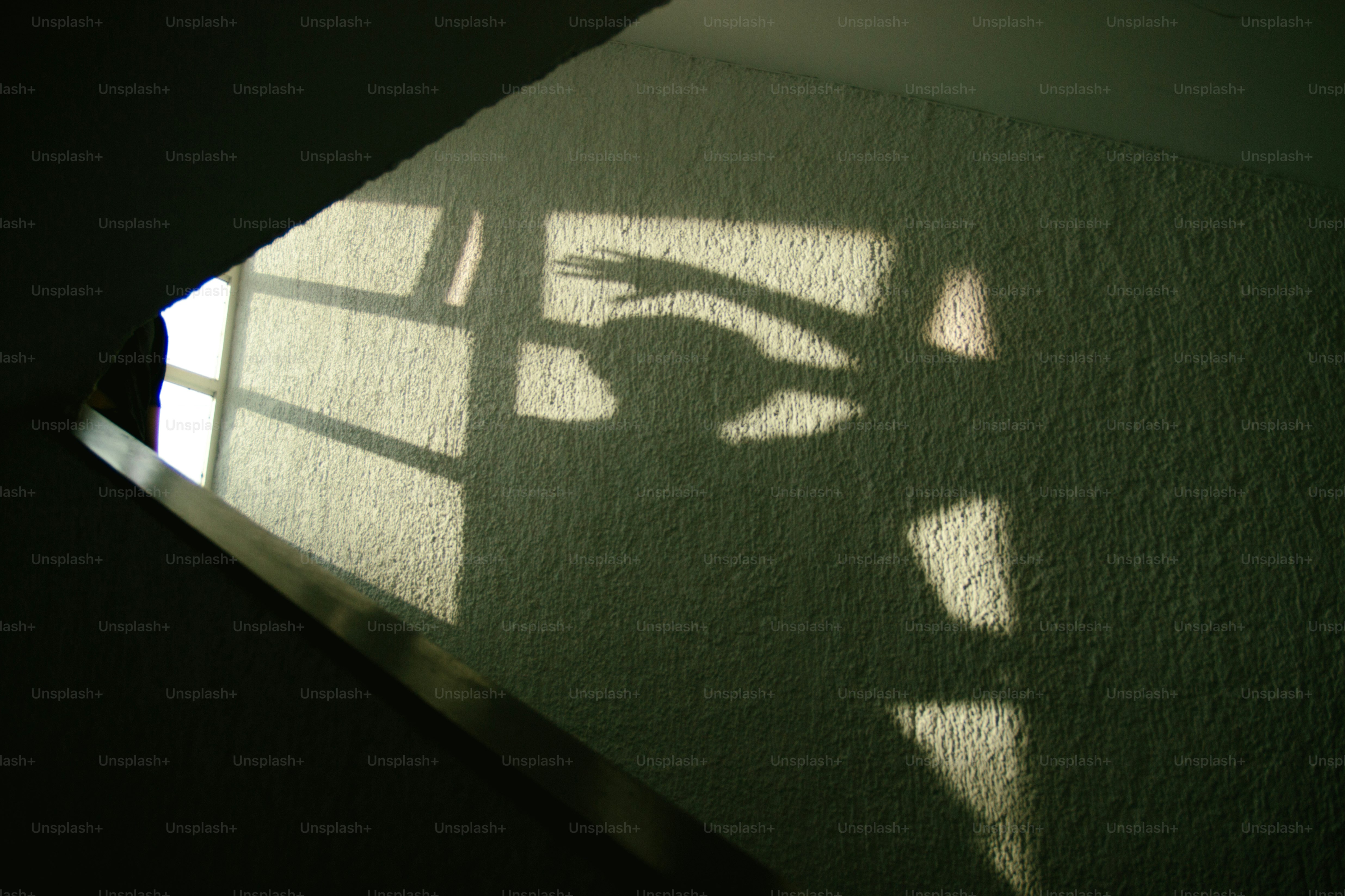 Une silhouette sombre tend la main vers la lumière. photo – Image de ...