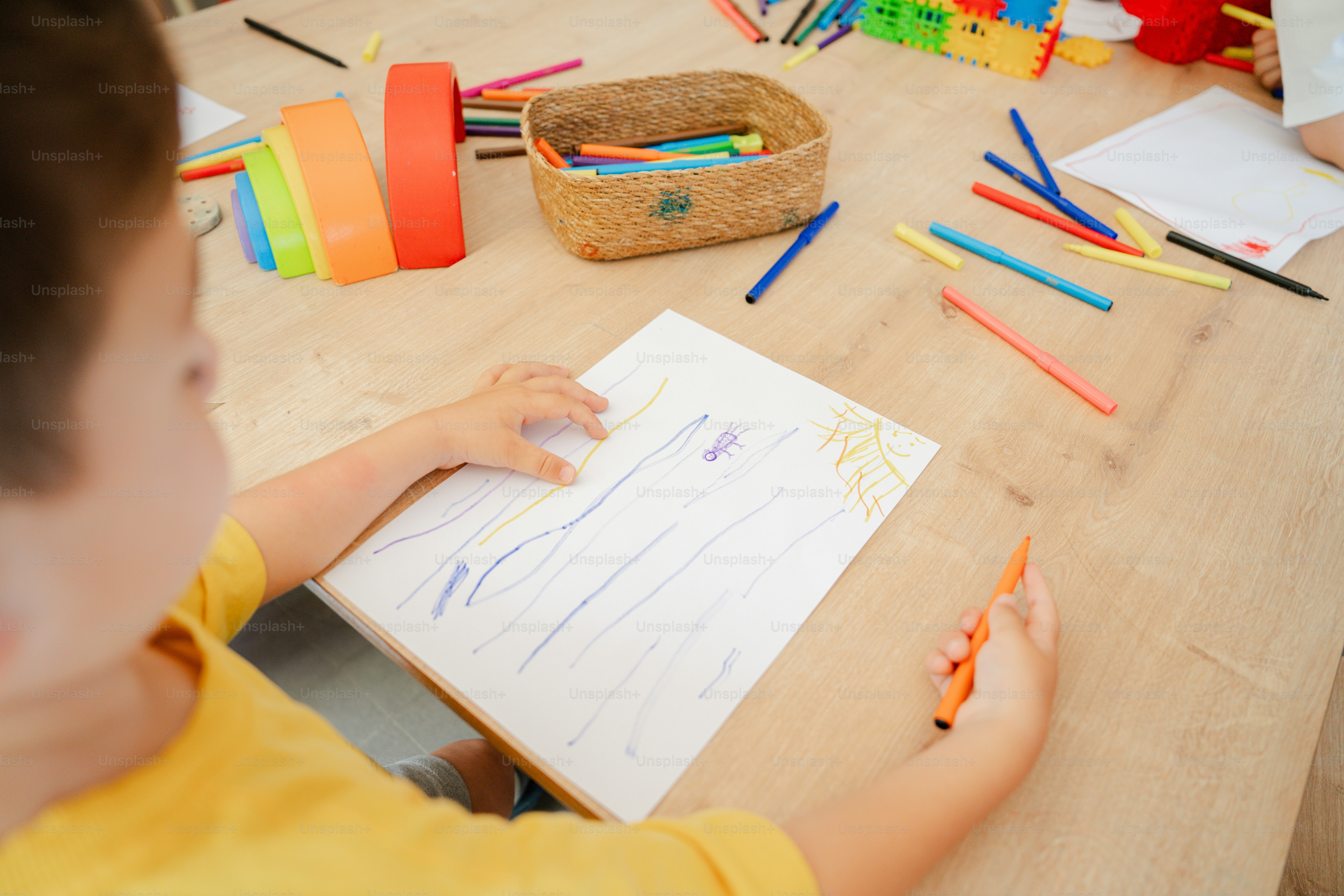 Kinder malen Bilder an einem Tisch. Foto – Bild zum Thema Kindergarten ...