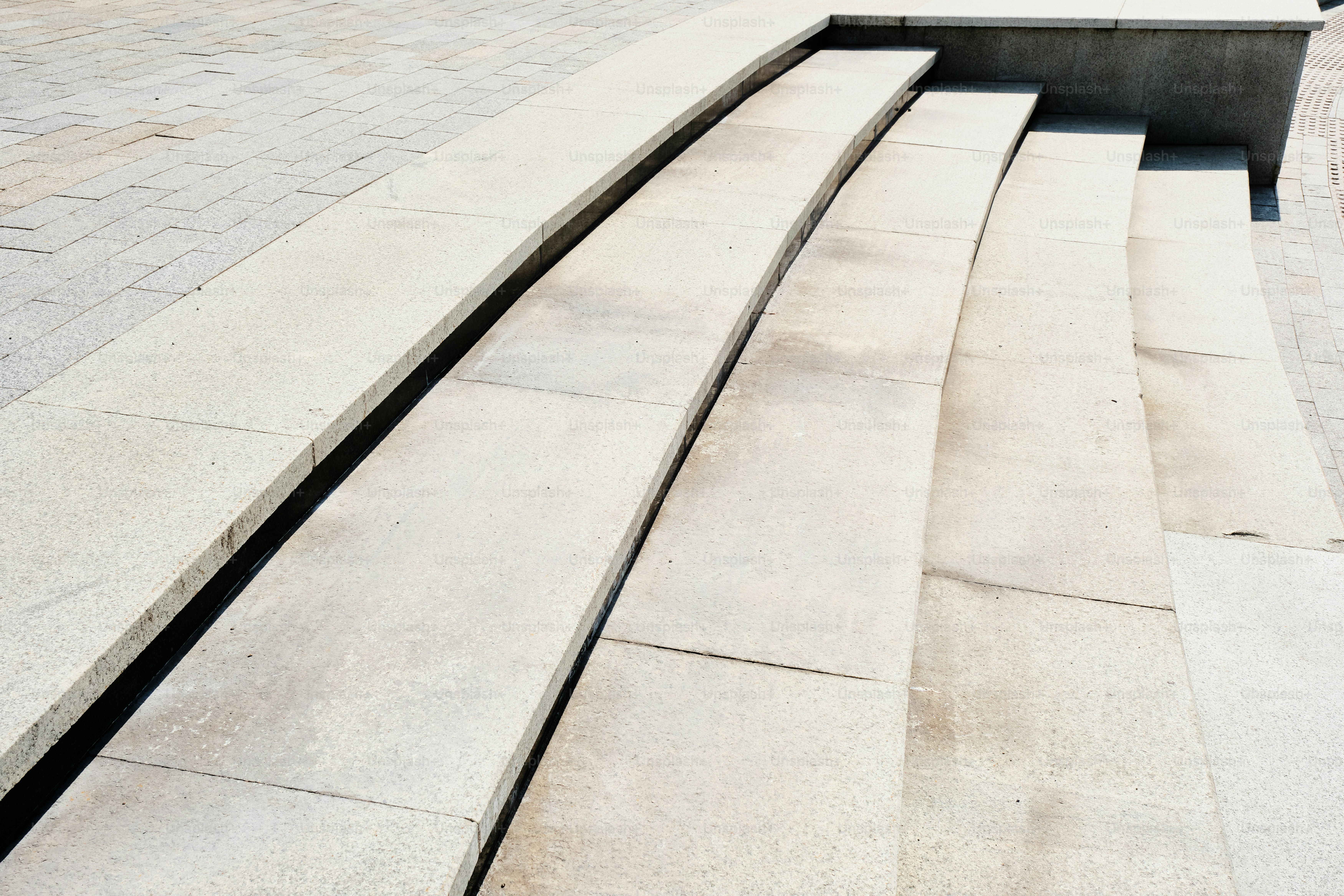 Curved steps and a ramp lead upwards. photo – Background Image on Unsplash
