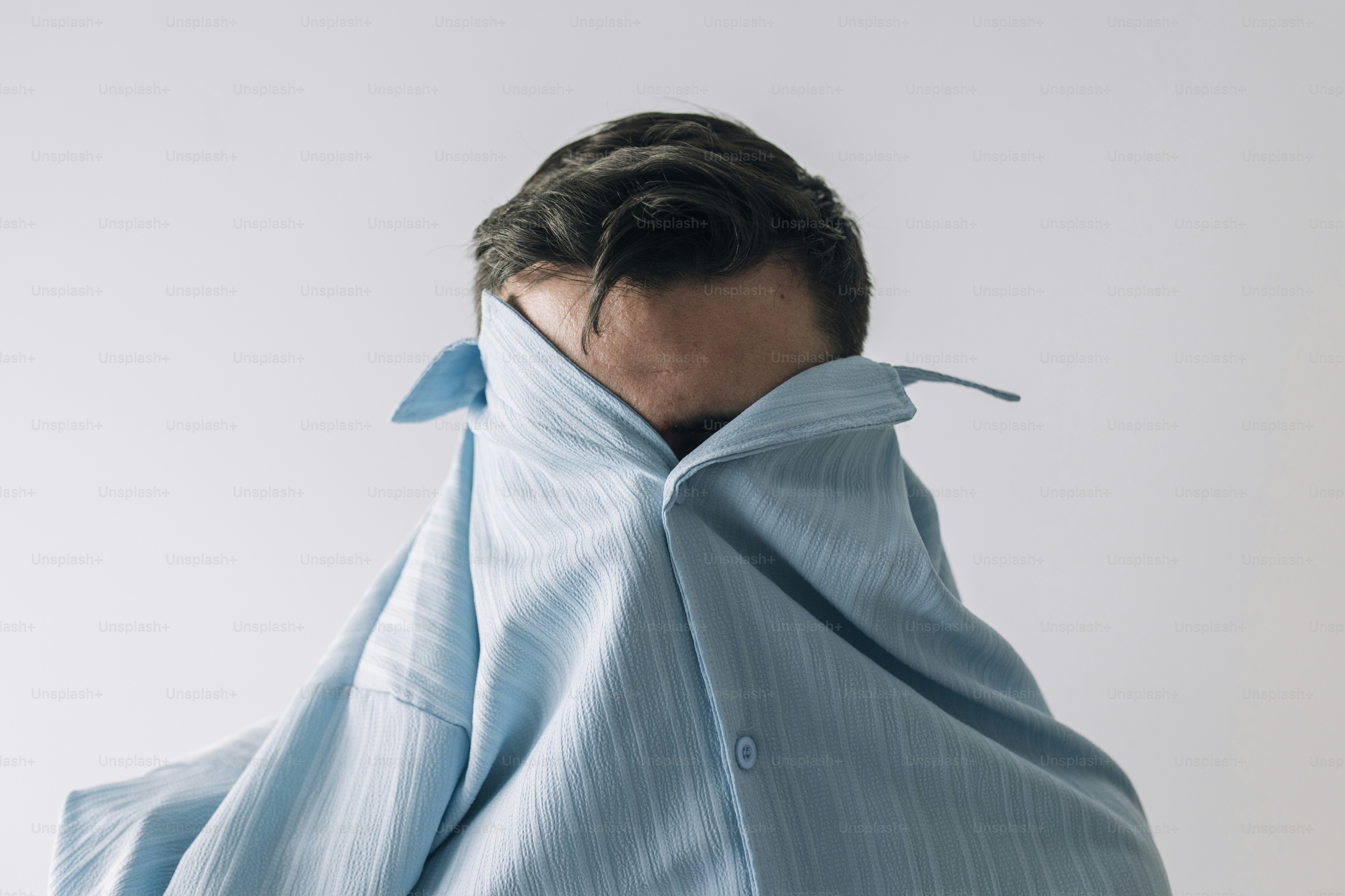 A woman hides her face behind a flower. photo – Flower Image on Unsplash