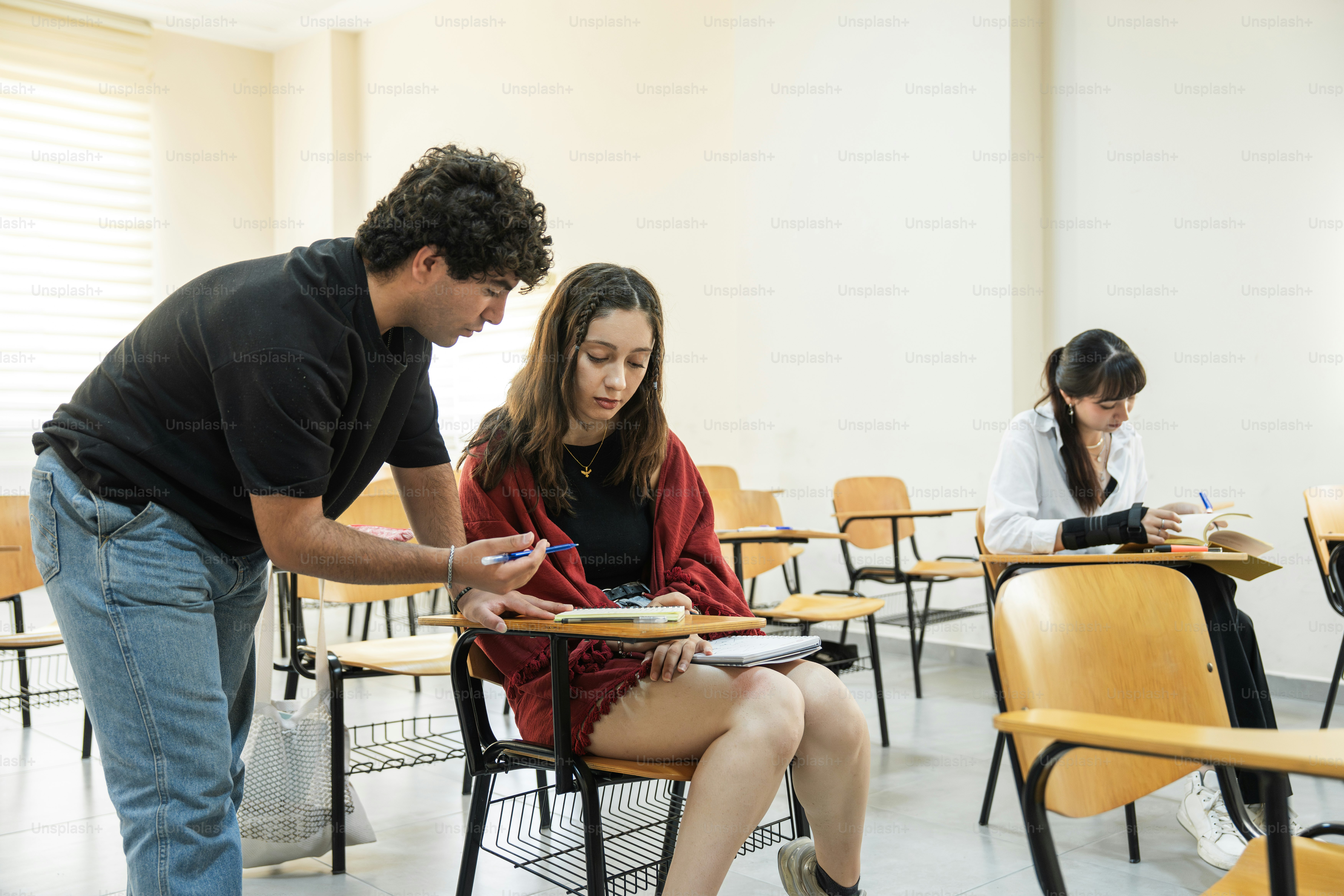 Un professeur donne un cours dans un amphithéâtre. photo – Image de ...