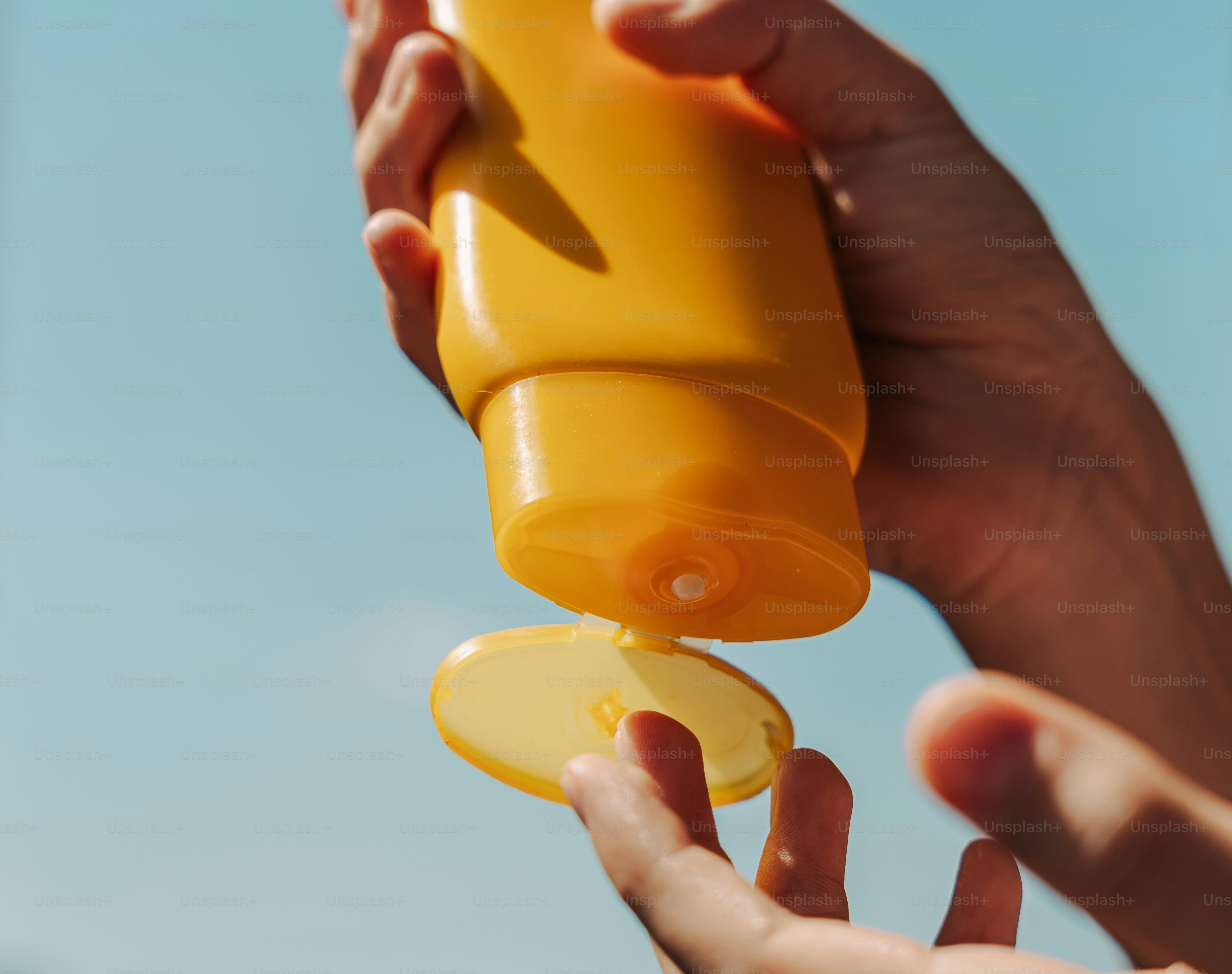 Sunscreen is being applied to the skin. photo – Skincare Image on Unsplash