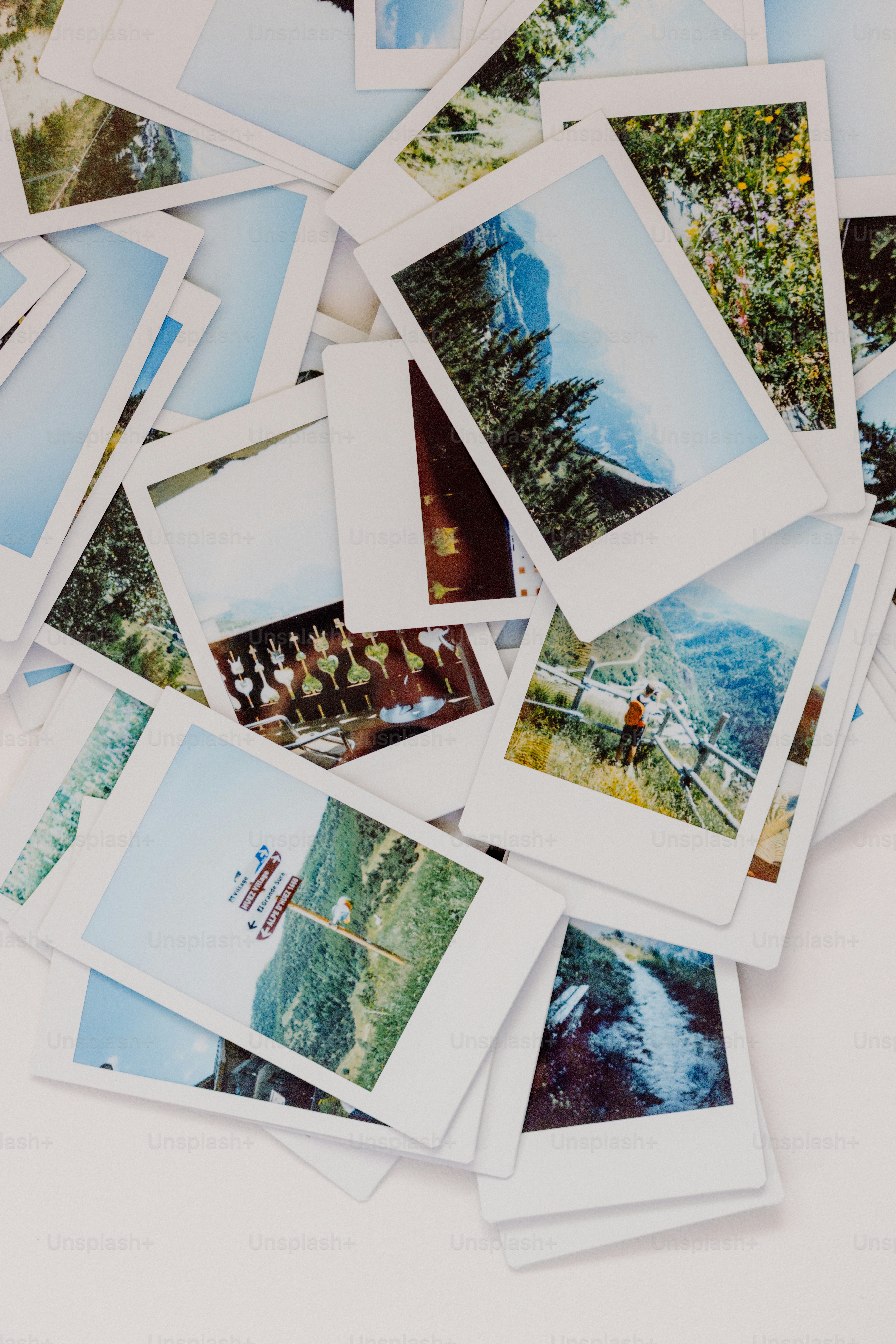 Une pile de photos instantanées éparpillées. photo – Image de Film sur ...