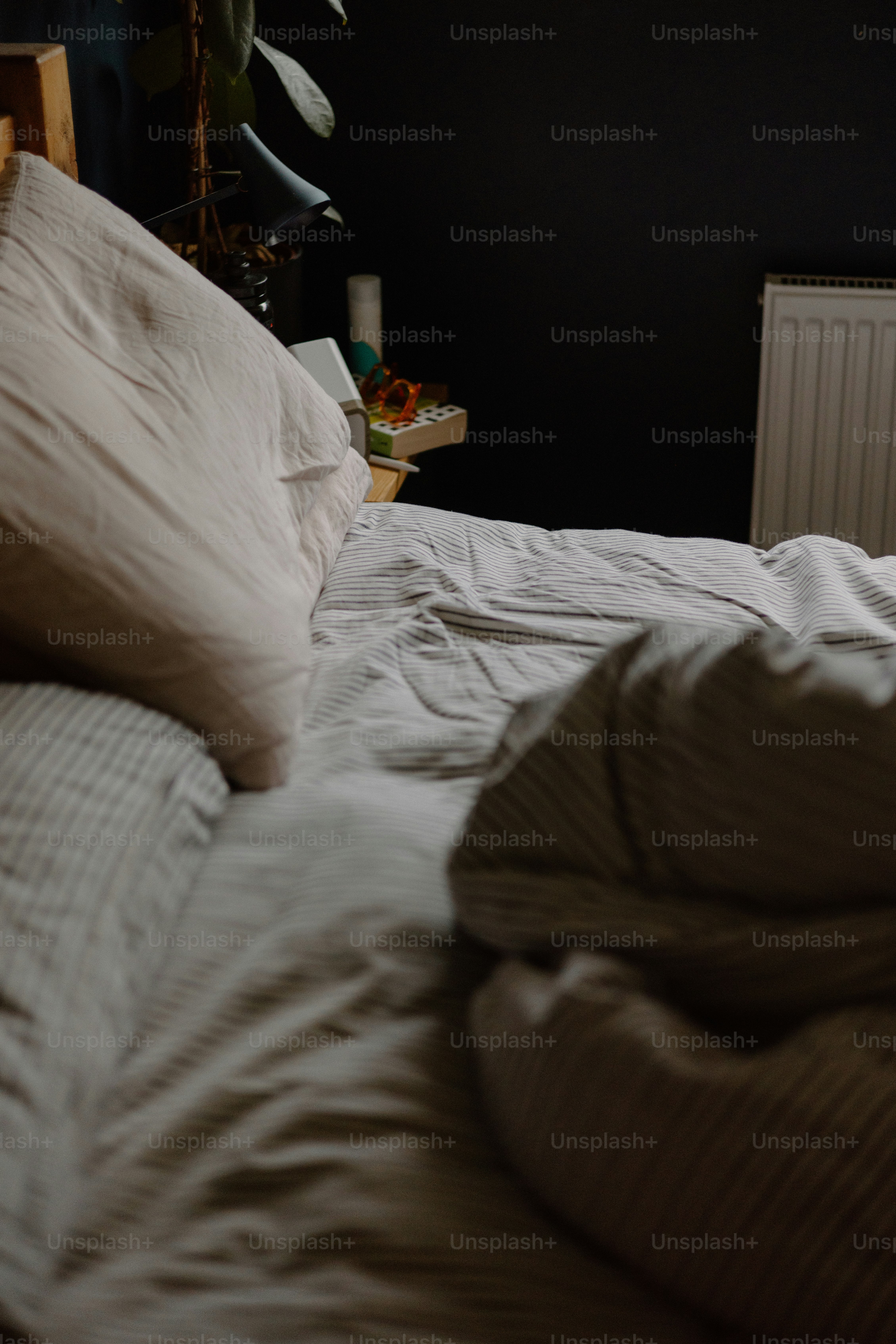 A bed with pillows and soft sheets. photo – Bedroom Image on Unsplash