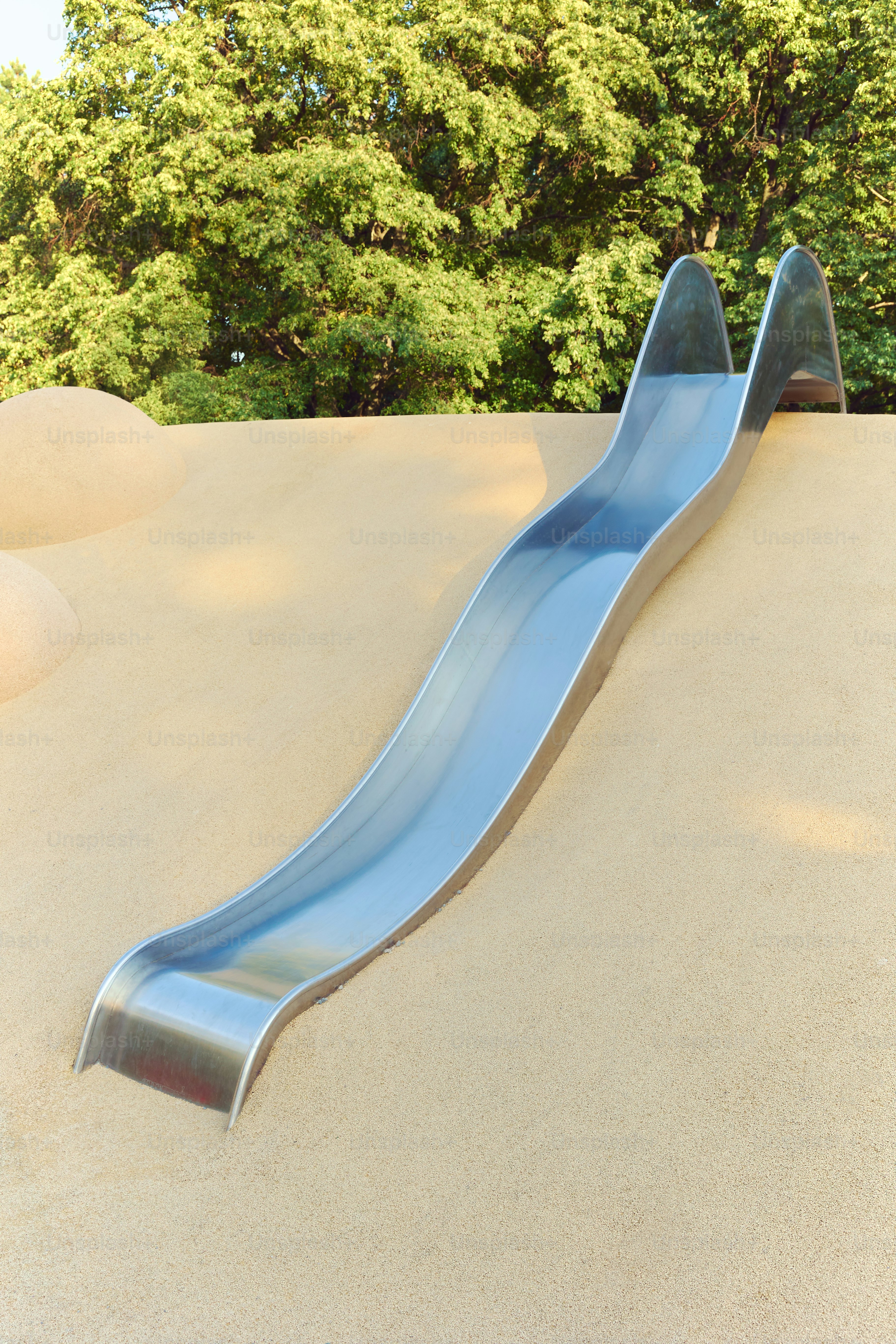 Un tobogán de metal brillante en un parque infantil. foto – Imagen de ...