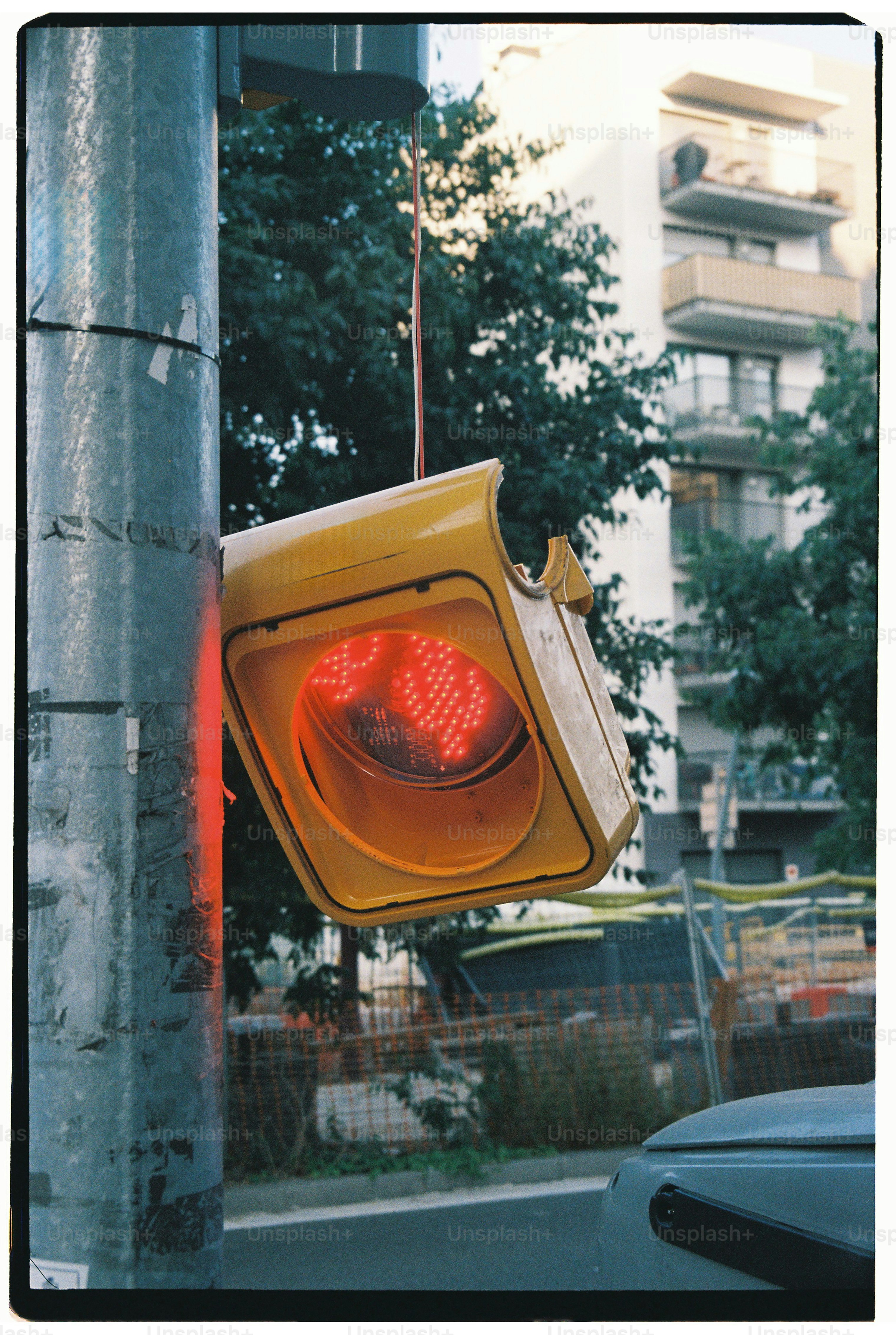 A broken traffic light displays a red signal. photo – Urban Image on ...