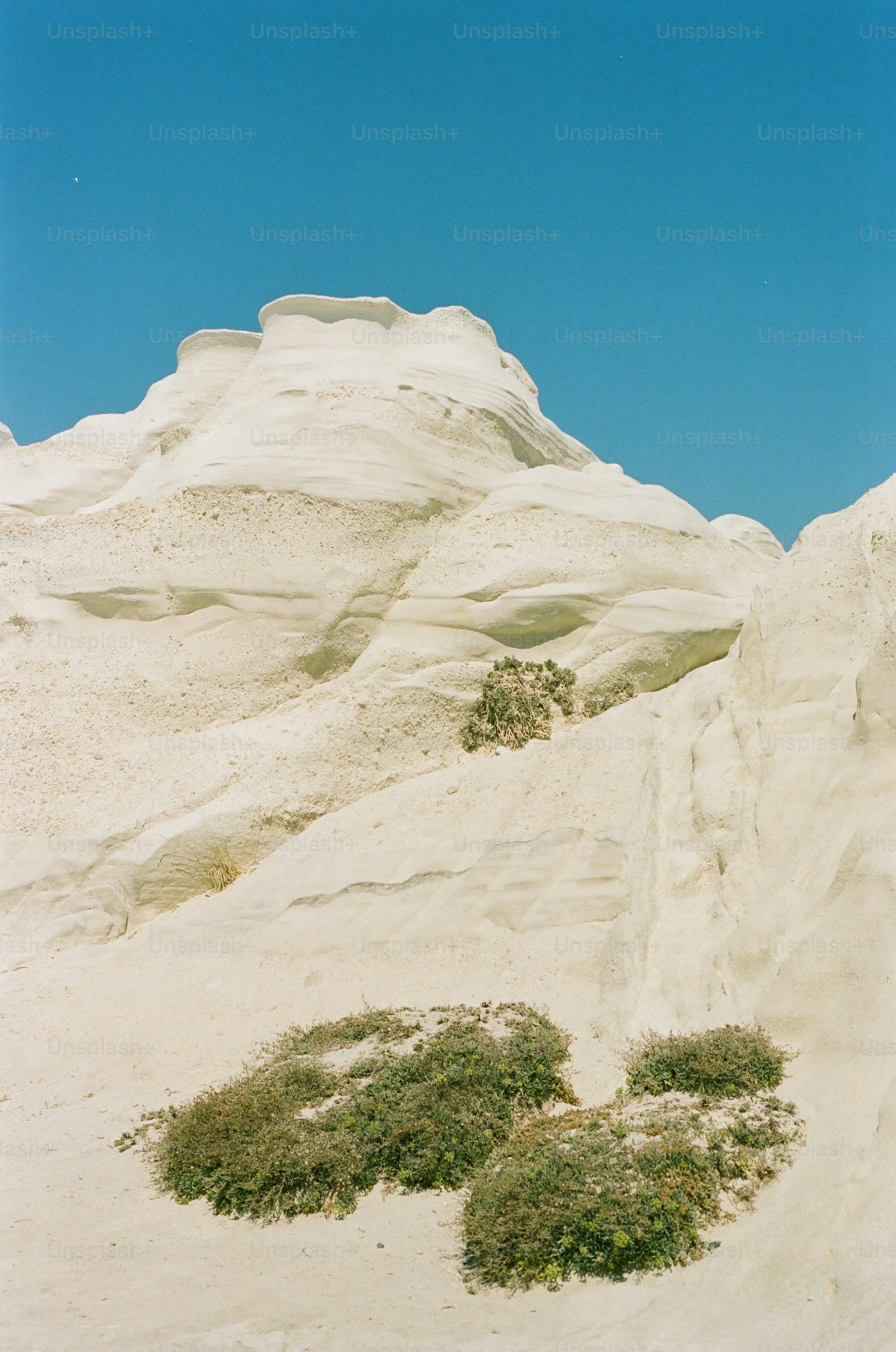 Formações rochosas brancas sob um céu azul brilhante. foto – Imagem ...