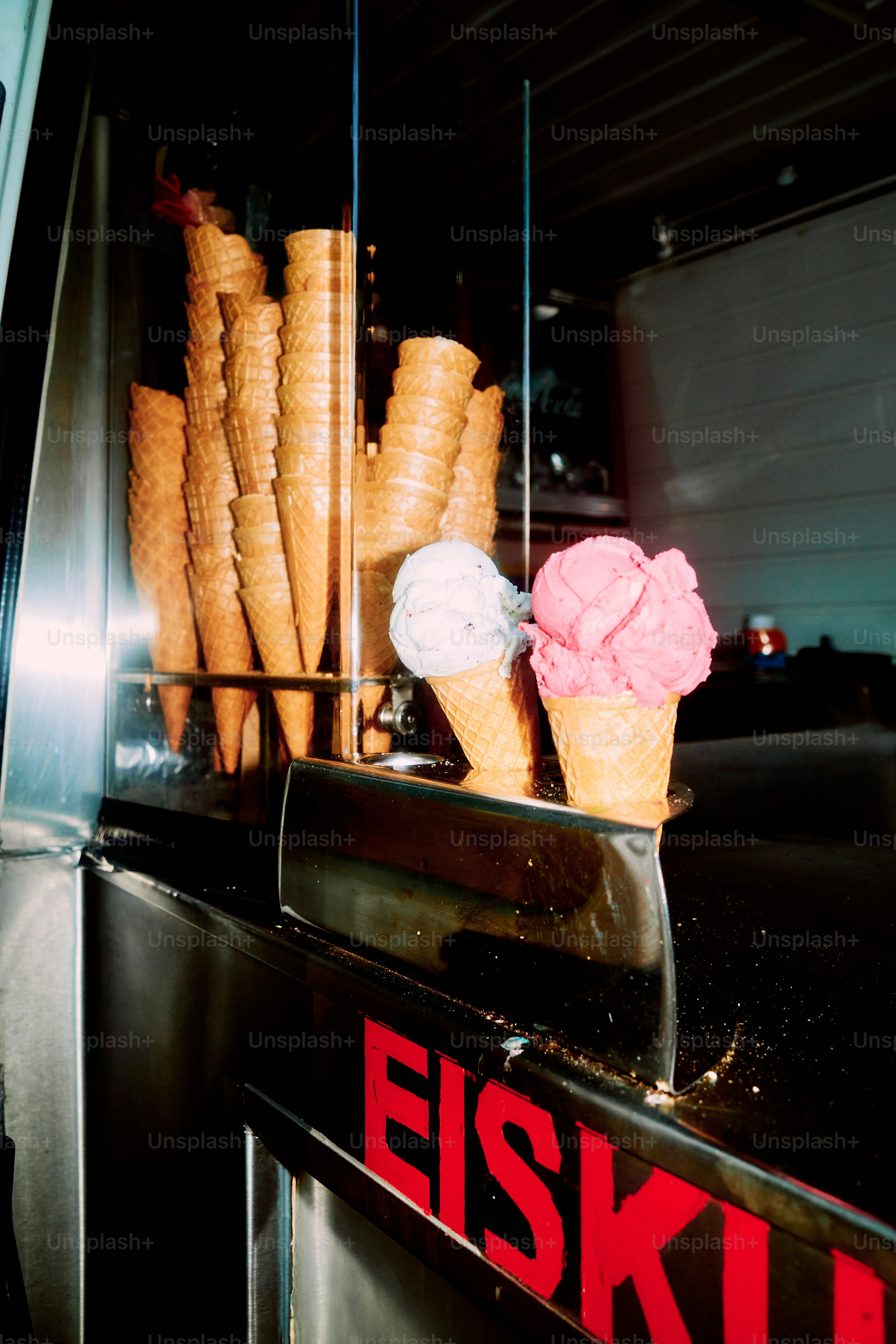 Les cornets de crème glacée sont prêts à être servis. photo – Image de ...