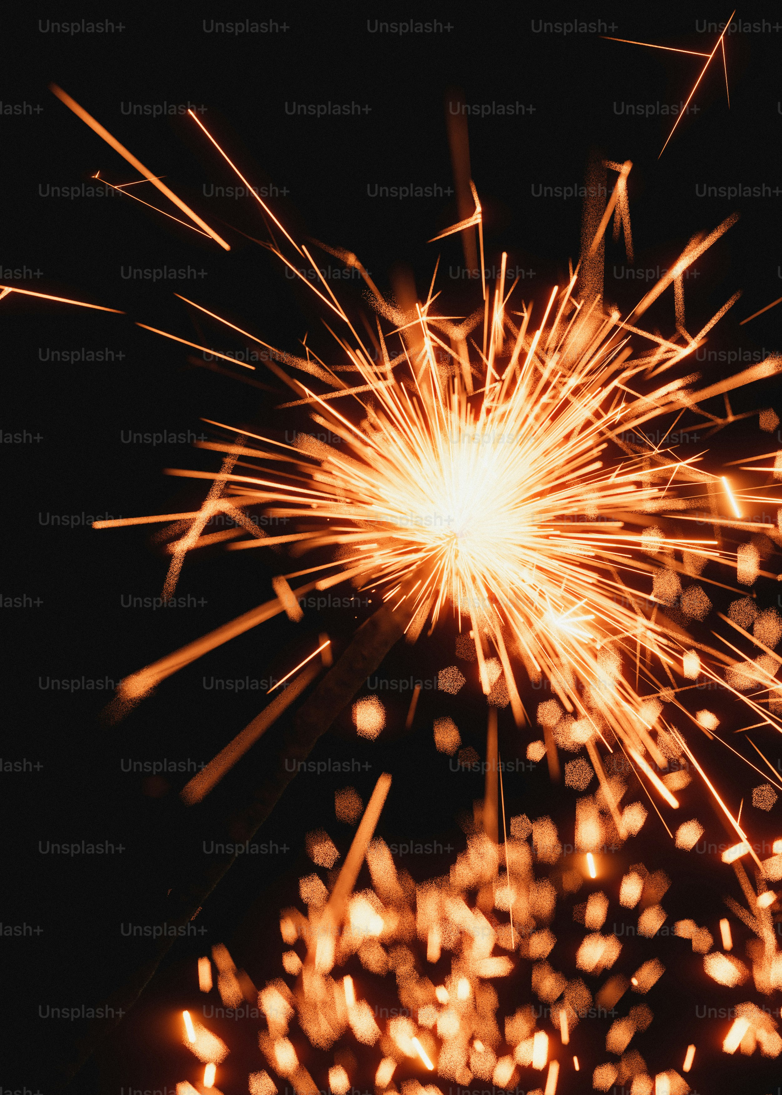 Una bengala arde intensamente en la oscuridad. foto – Imagen de ...