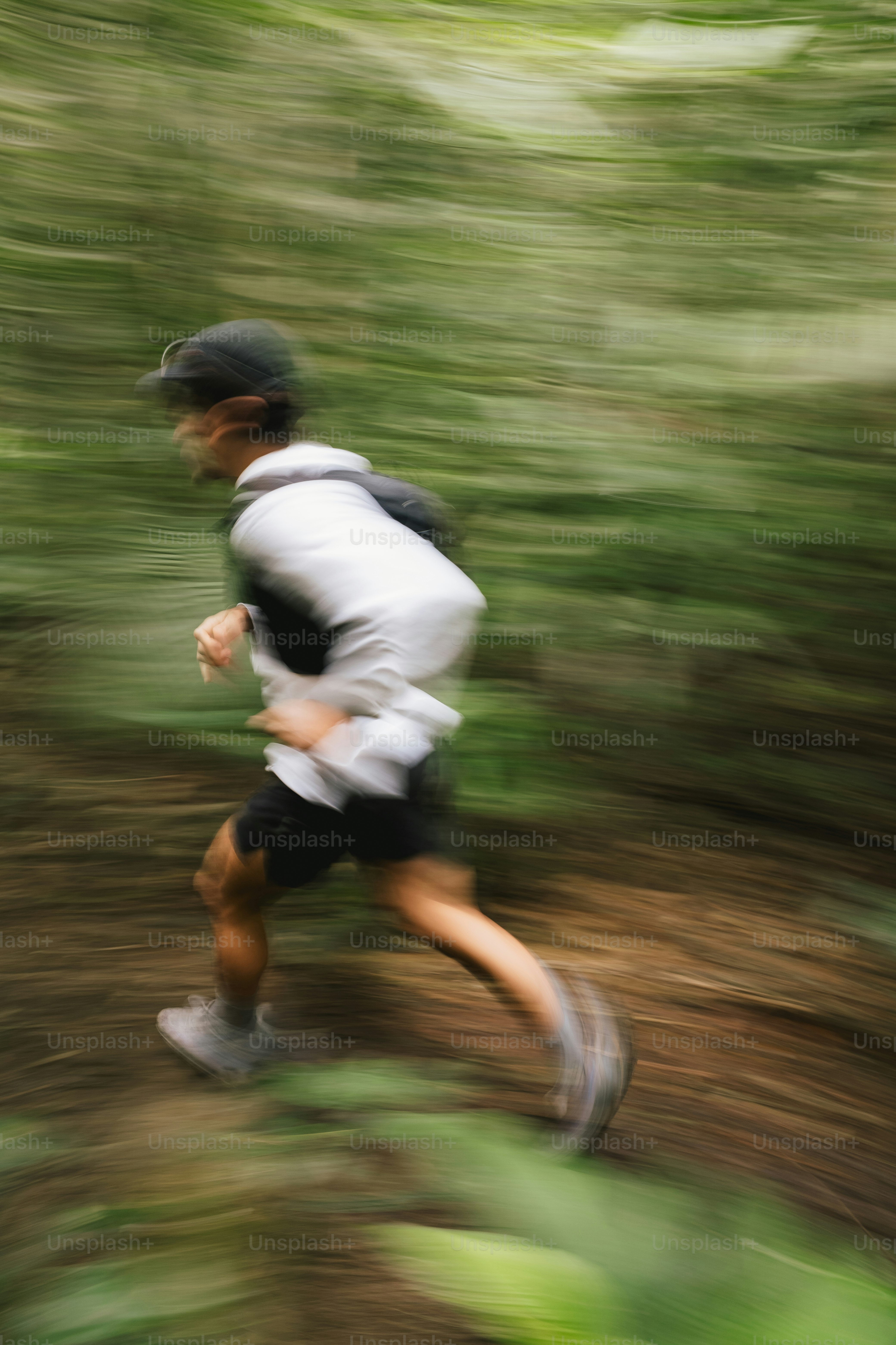 Man runs through a forest trail. photo – Sport Image on Unsplash