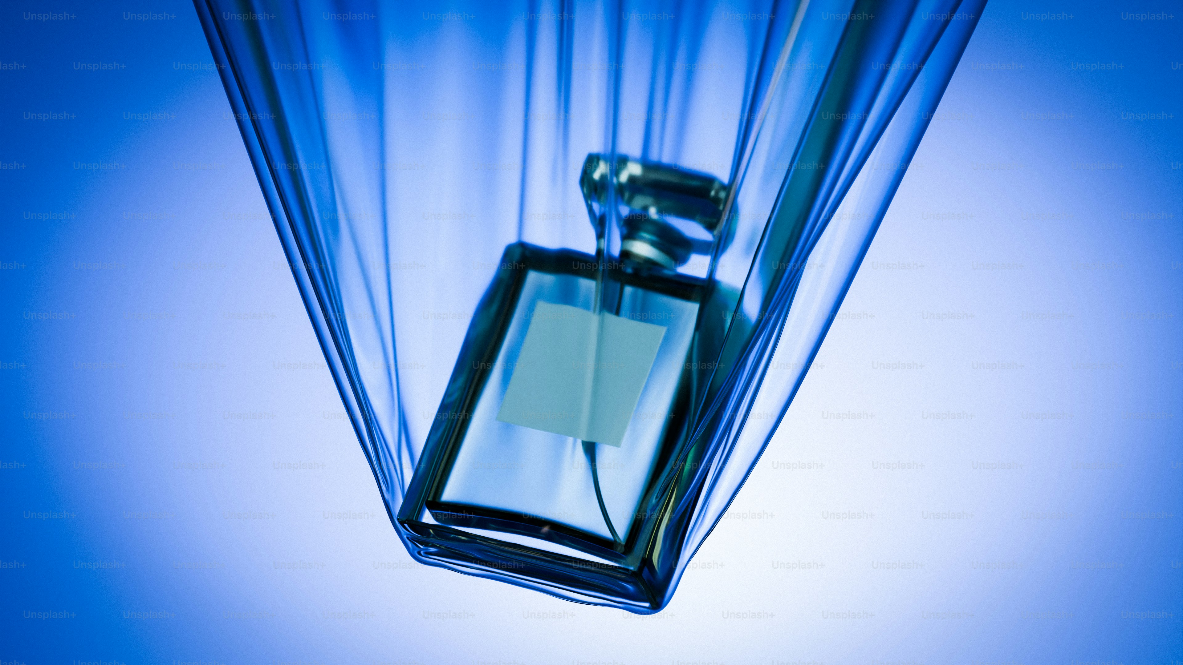 Un frasco de perfume está iluminado por luz azul. foto – Imagen de ...