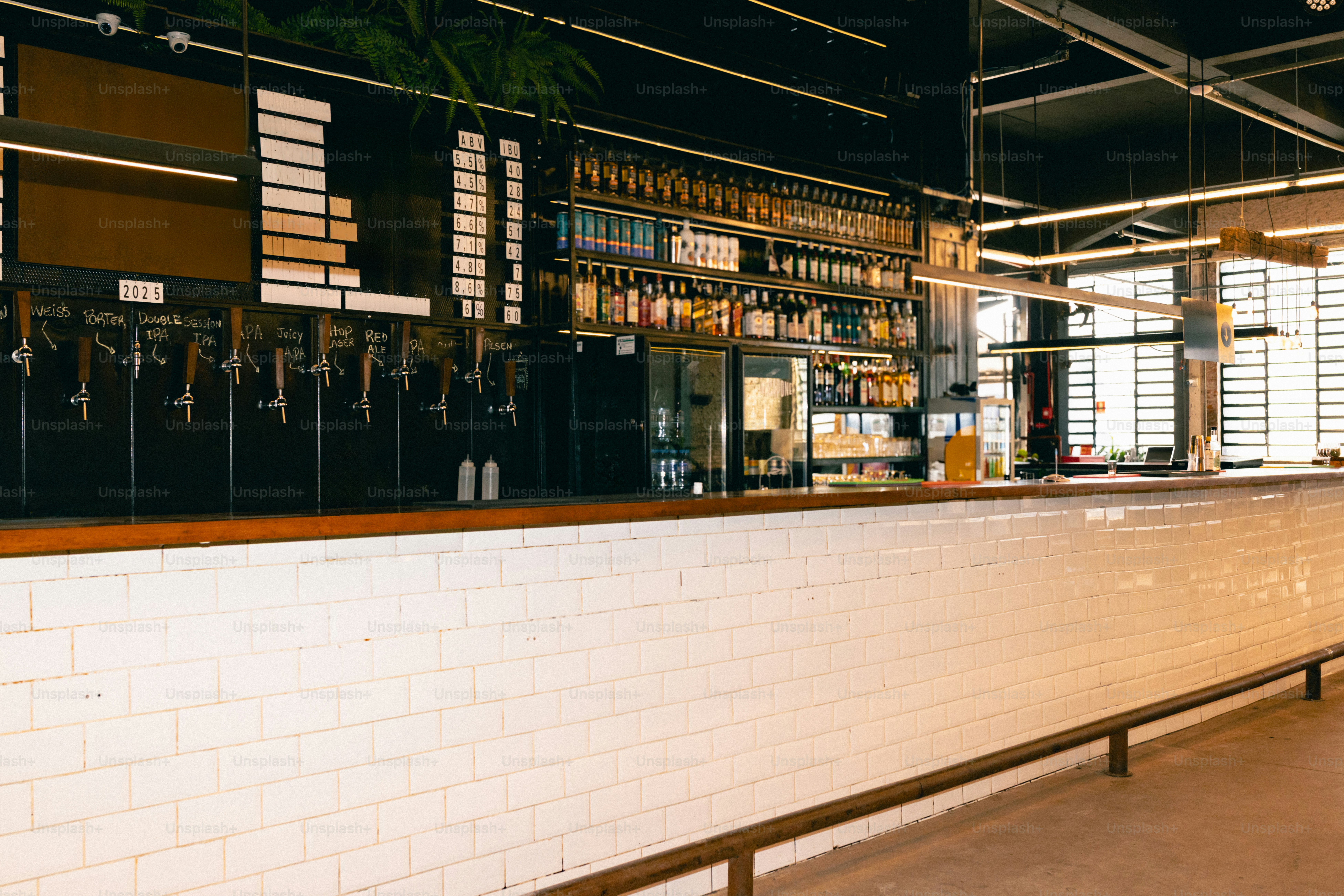 Foto Bar modern ditampilkan dengan keran dan botol. – Gambar Bar di ...