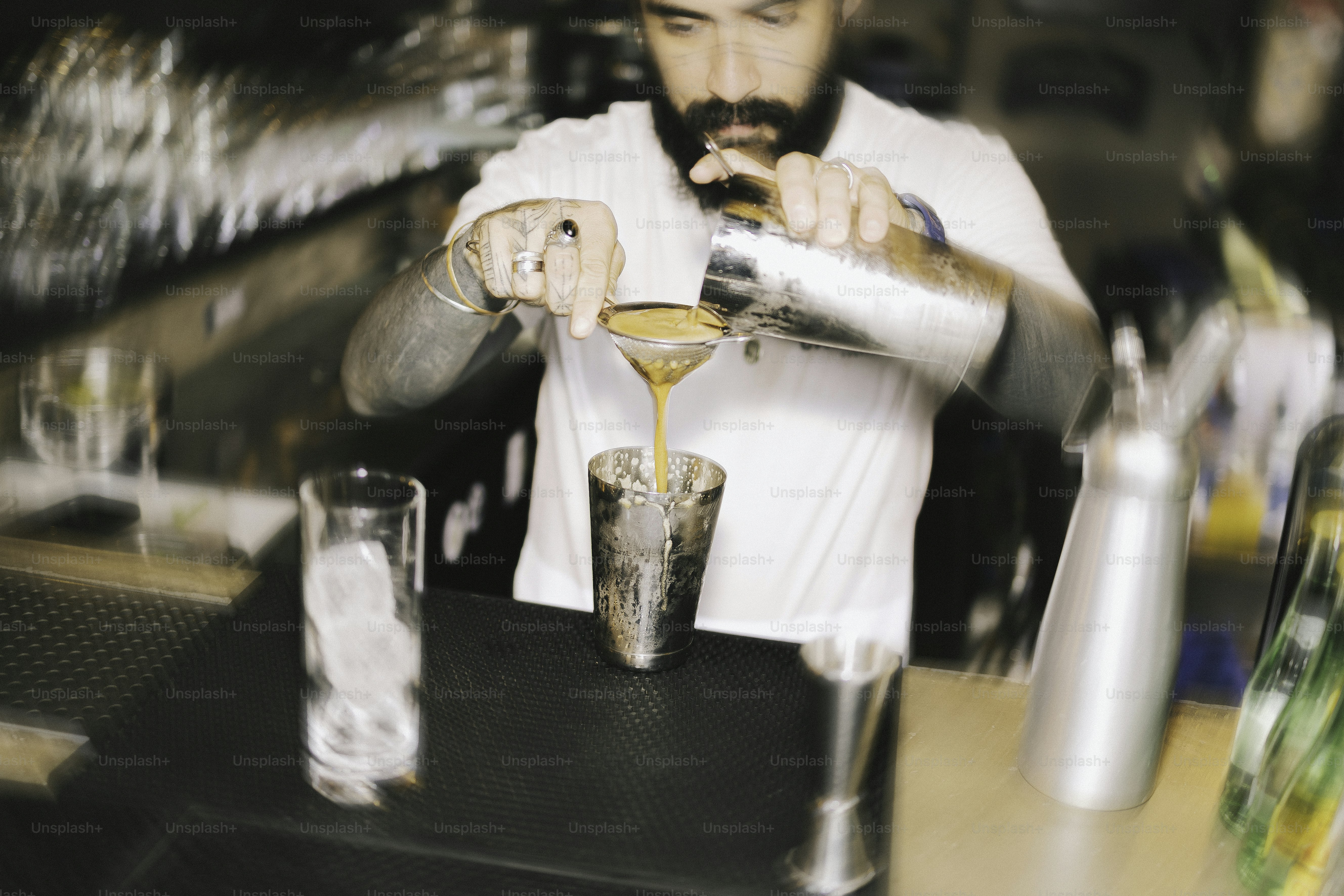 Bartender adds finishing touches to an elegant cocktail. photo – Bar ...